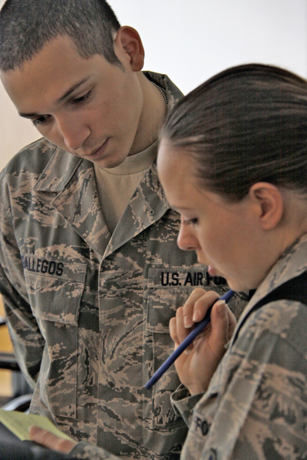 Airmen keep communication flowing > Air Force > Display