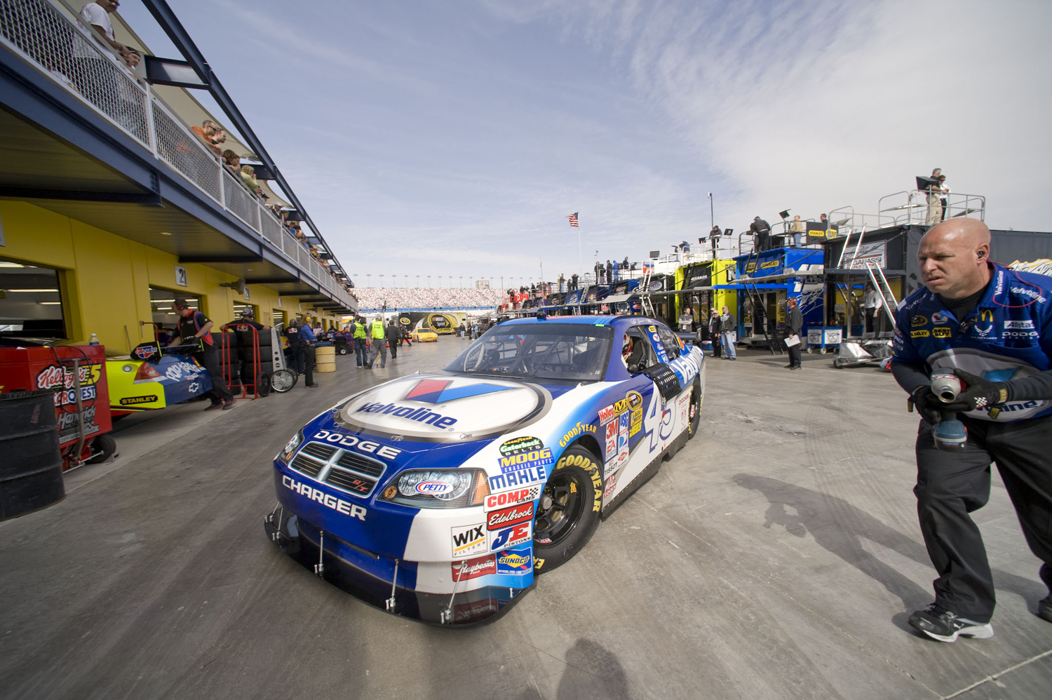 Air Force teams with NASCAR to aid recruiting > Air Force > Article Display