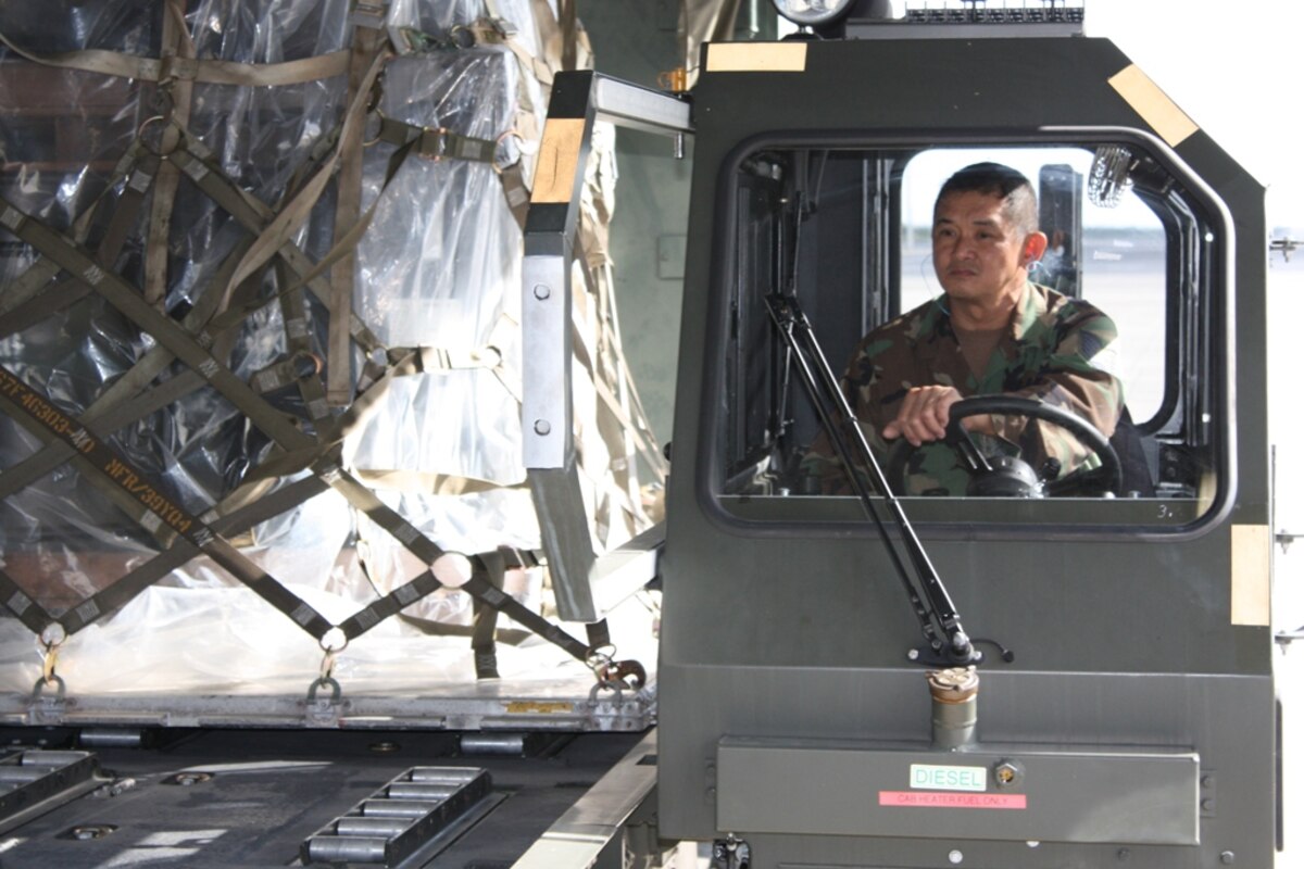 Aerial Porters keeping cargo rolling > Homestead Air Reserve Base ...