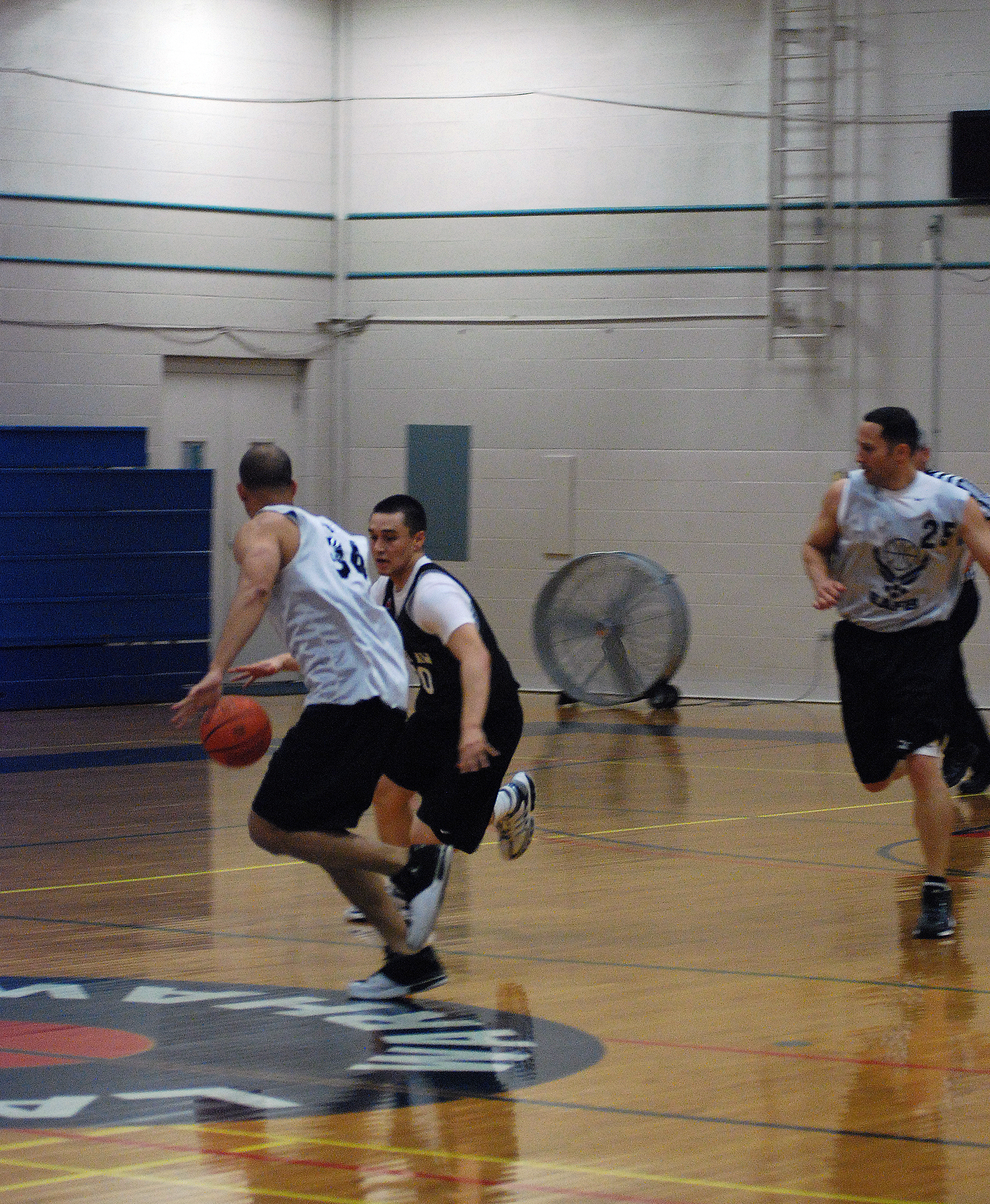 433 Airlift Wing intramural basketball team, the 433AW Flyers, plays ...