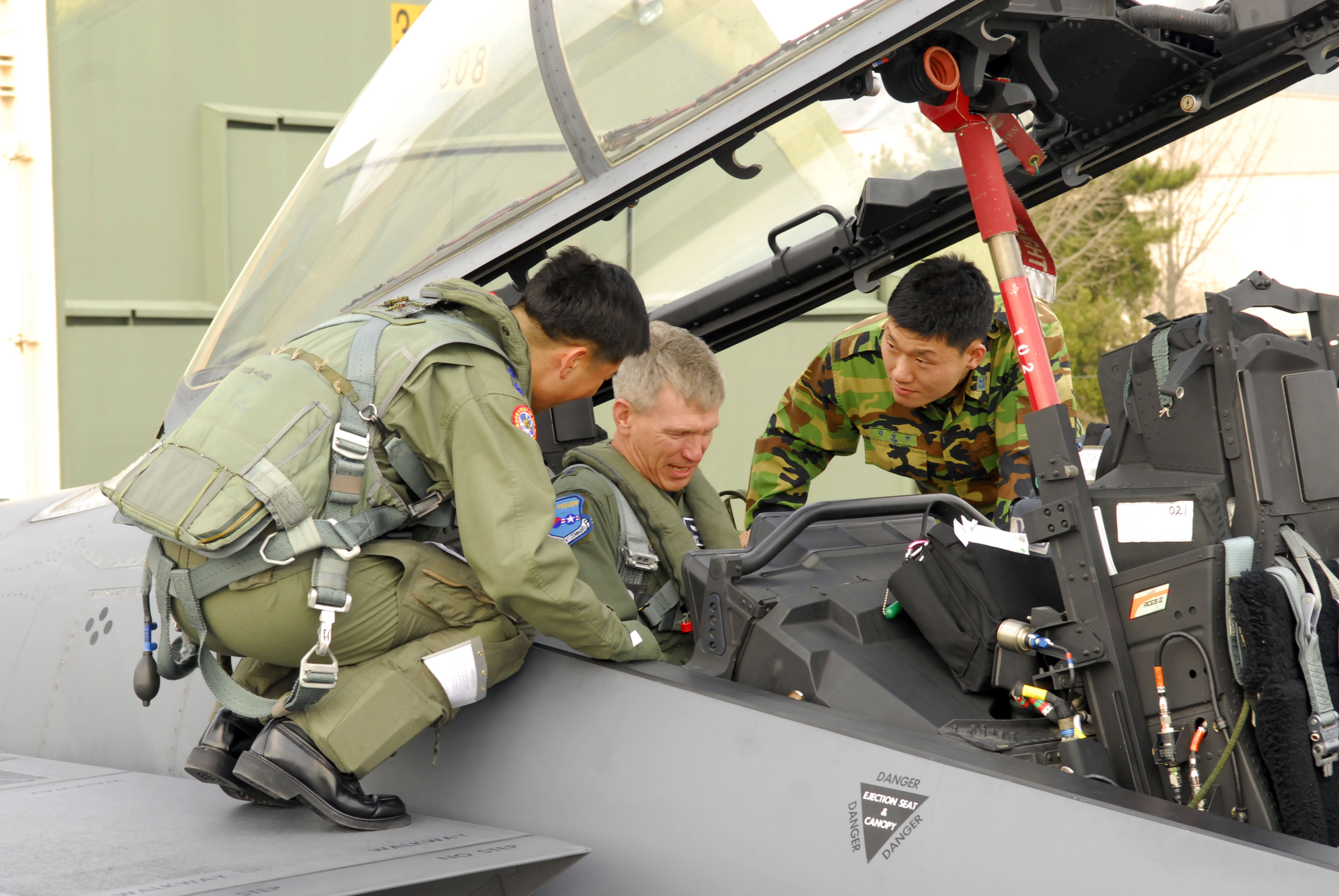 7AF/CC flys in his first ROK F-15K