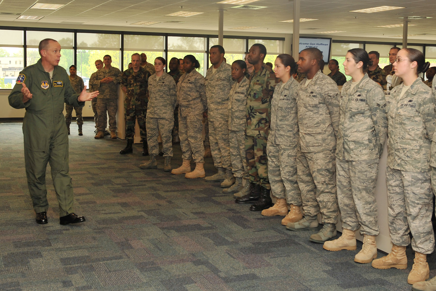 AFMC commander visits 635th SCMG > Air Mobility Command > Article Display