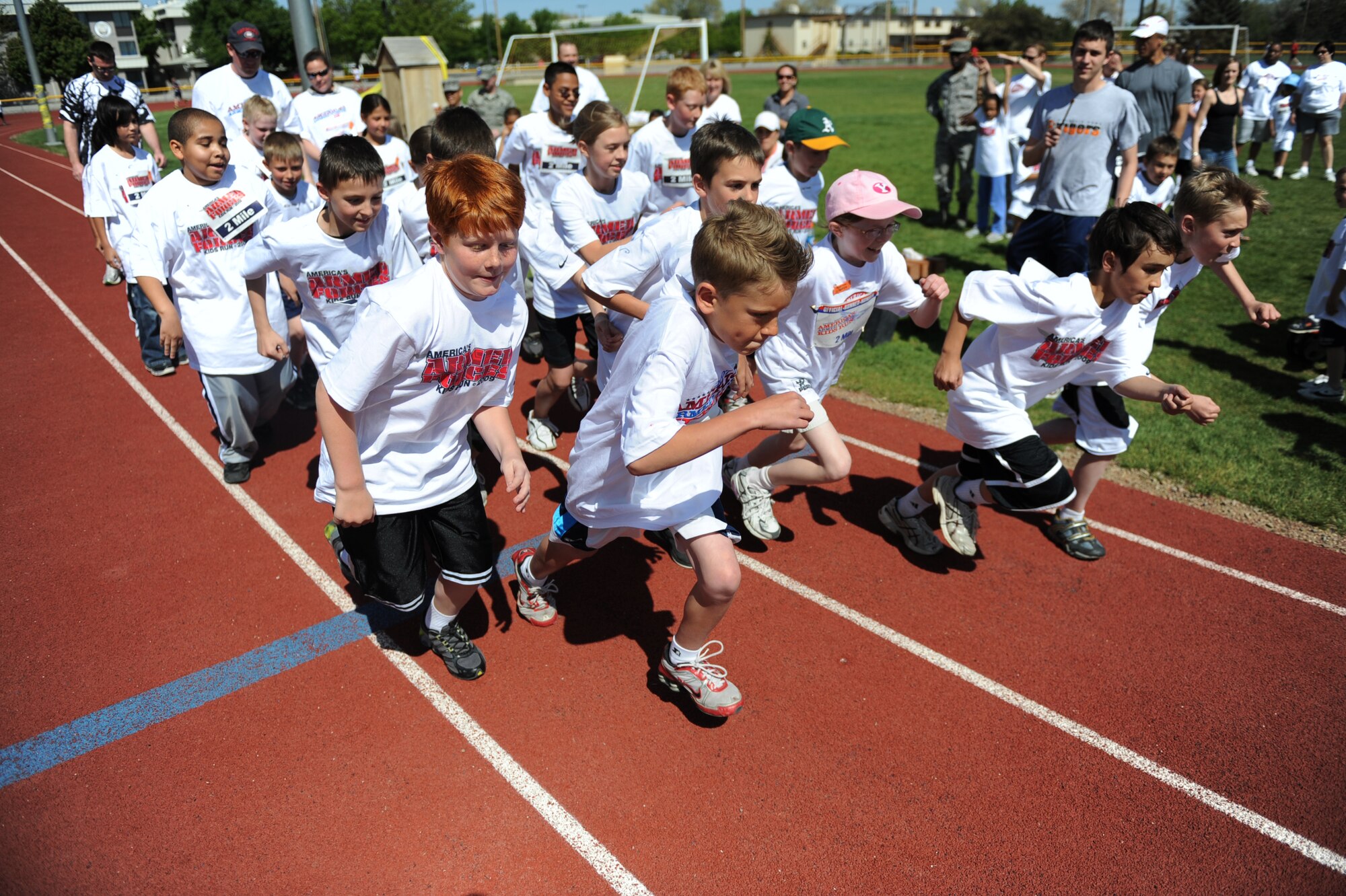 Children line up for Armed Forces Kids Run > Mountain Home Air Force ...