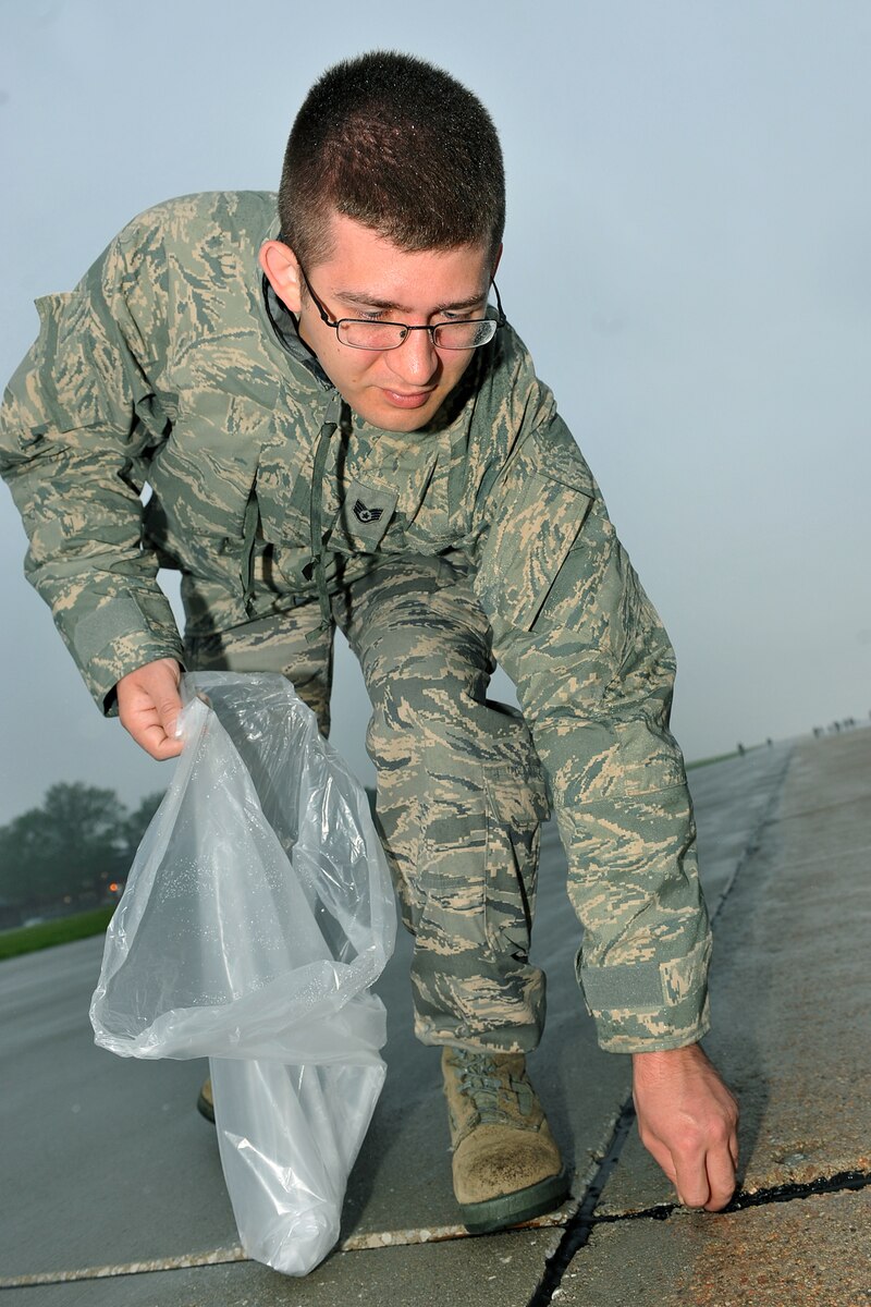 Cleaning up the run way > Offutt Air Force Base > Article Display
