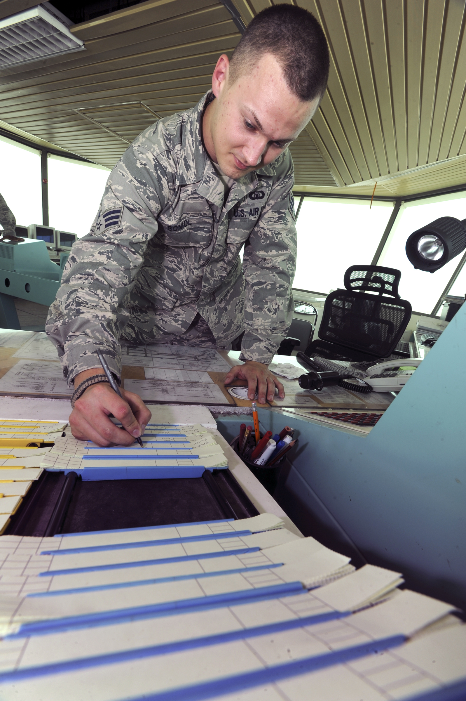 Controllers keep aircraft moving > Air Force > Article Display