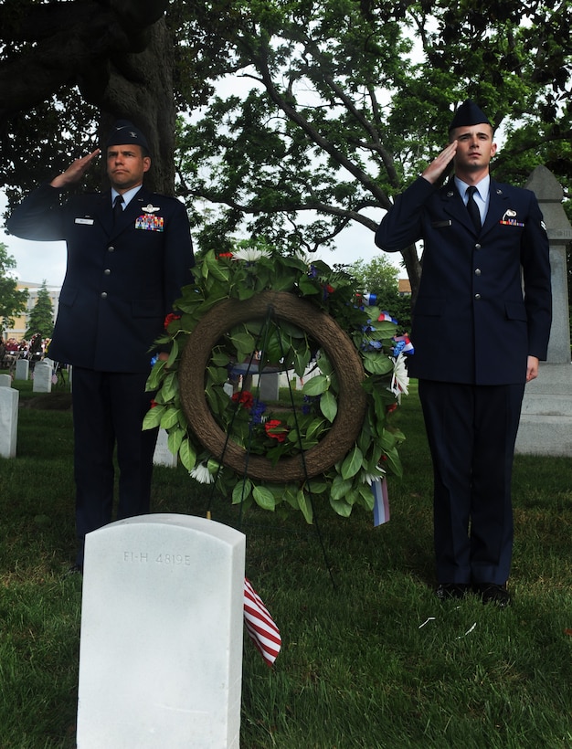 Memorial Day ceremony honors fallen veterans