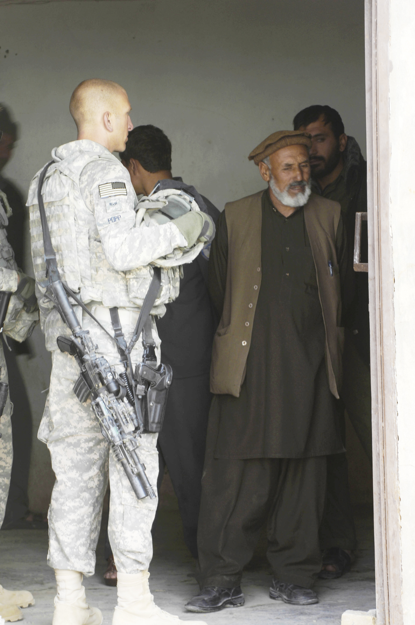 Security forces Airmen, Soldiers mentor Afghan prison guards > Air ...