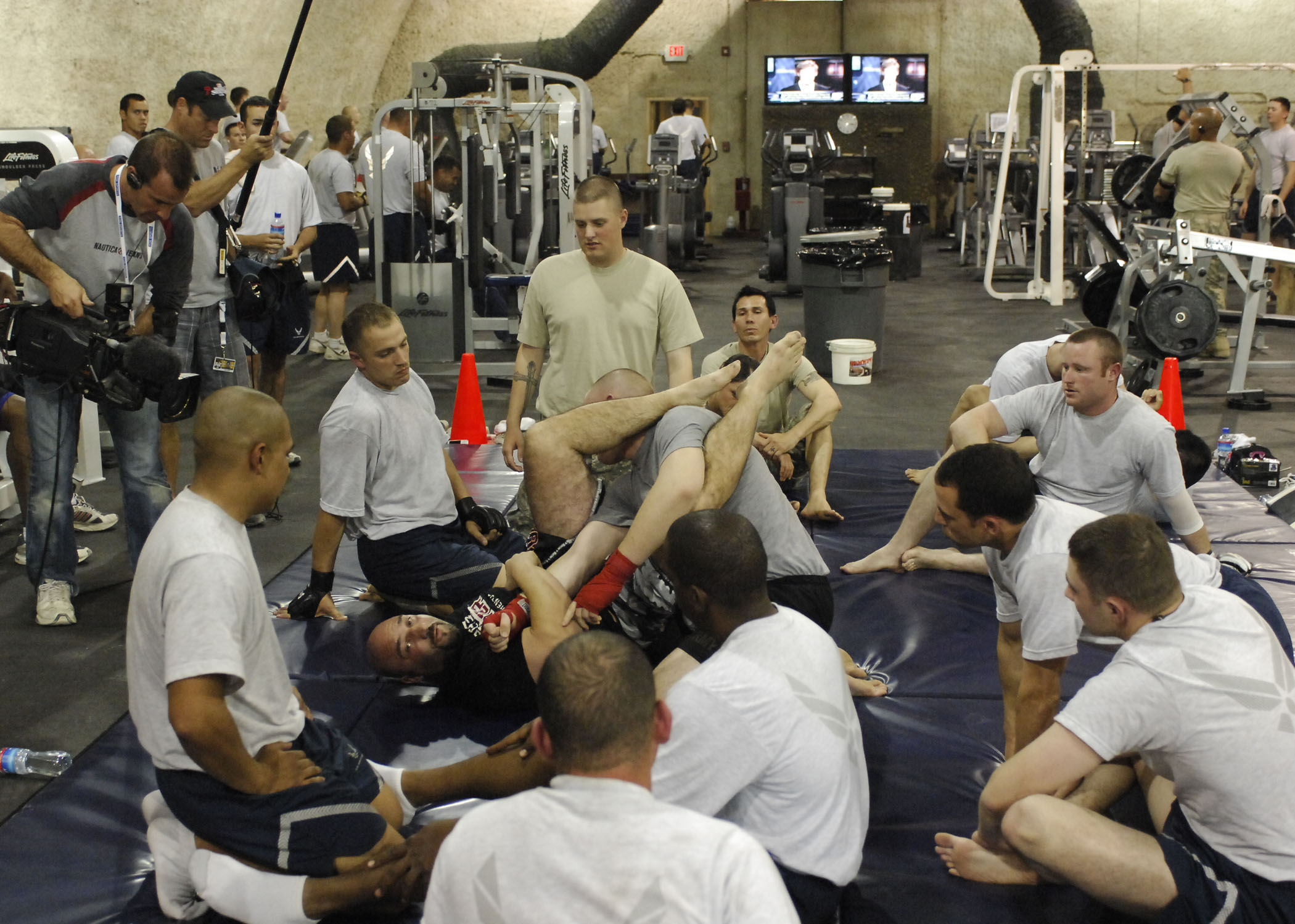 Jay Glazer hits the mats > U.S. Air Forces Central > Display