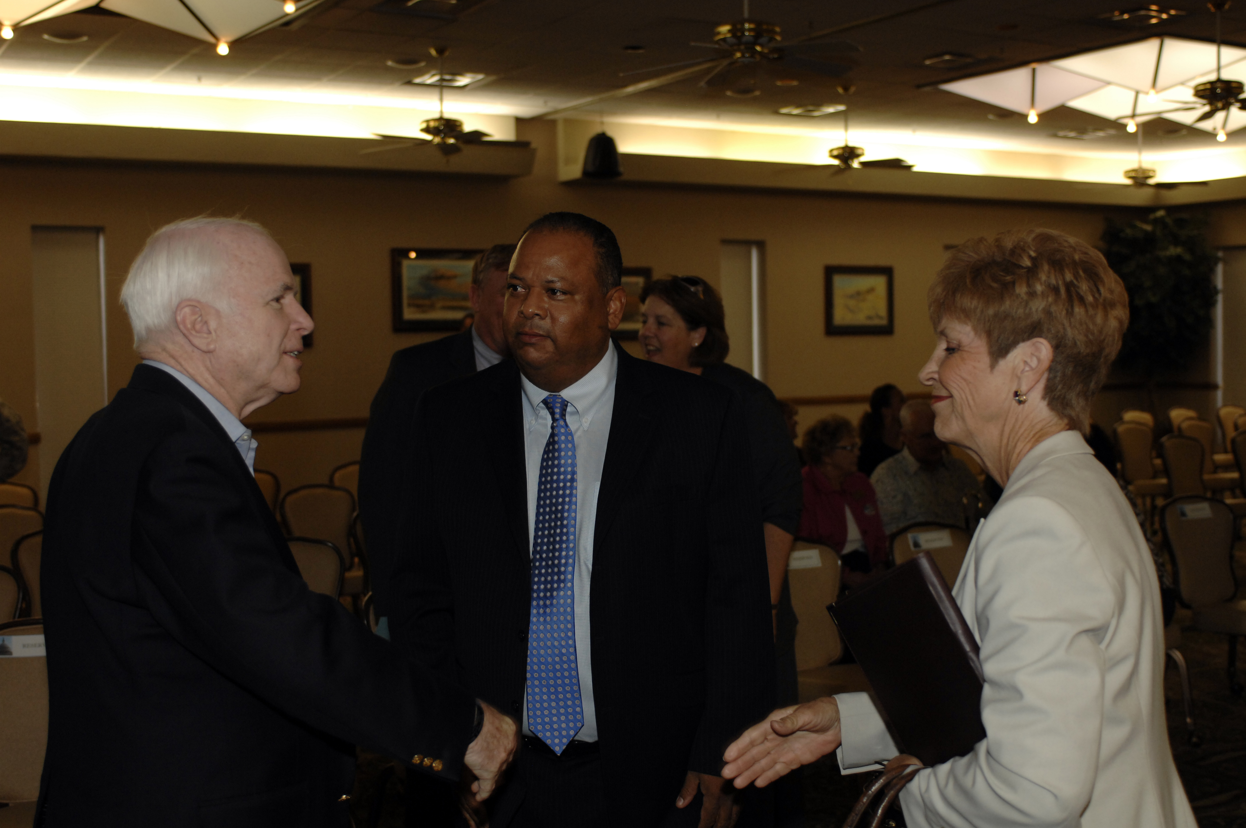 Senator McCain visits Luke > Luke Air Force Base > Article Display