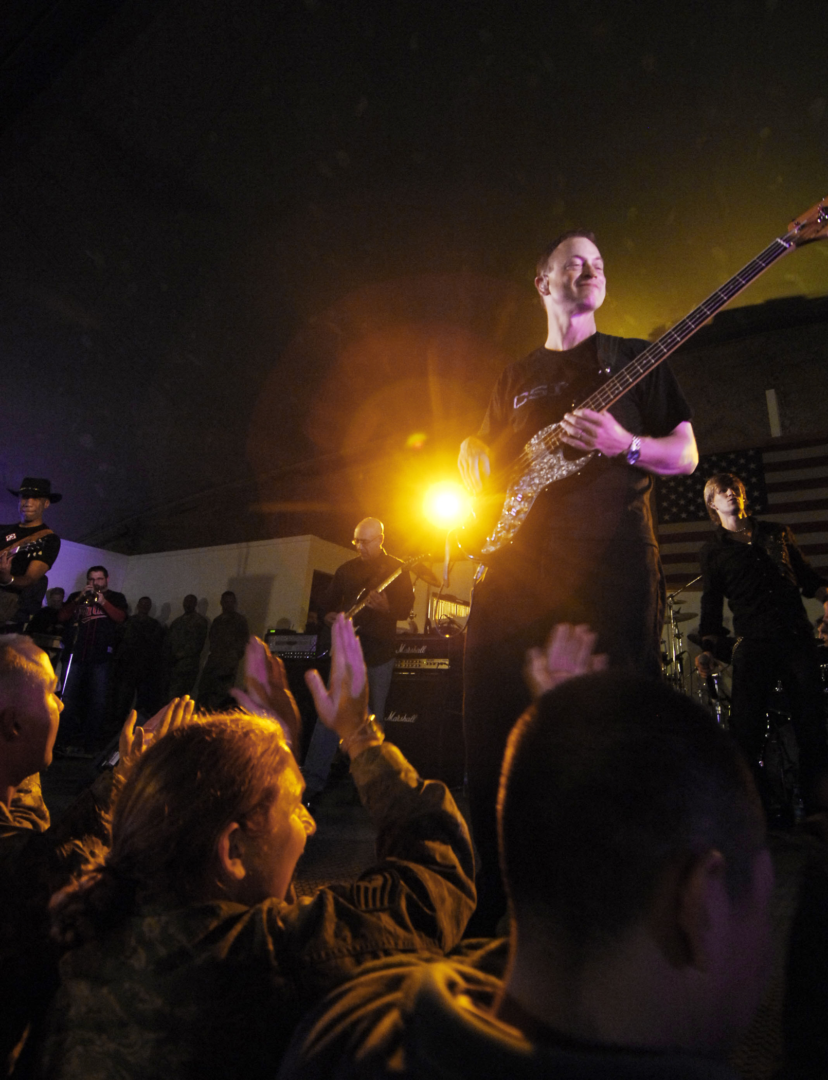 Celebrities thank troops at Thanksgiving concert > Air Force > Article ...