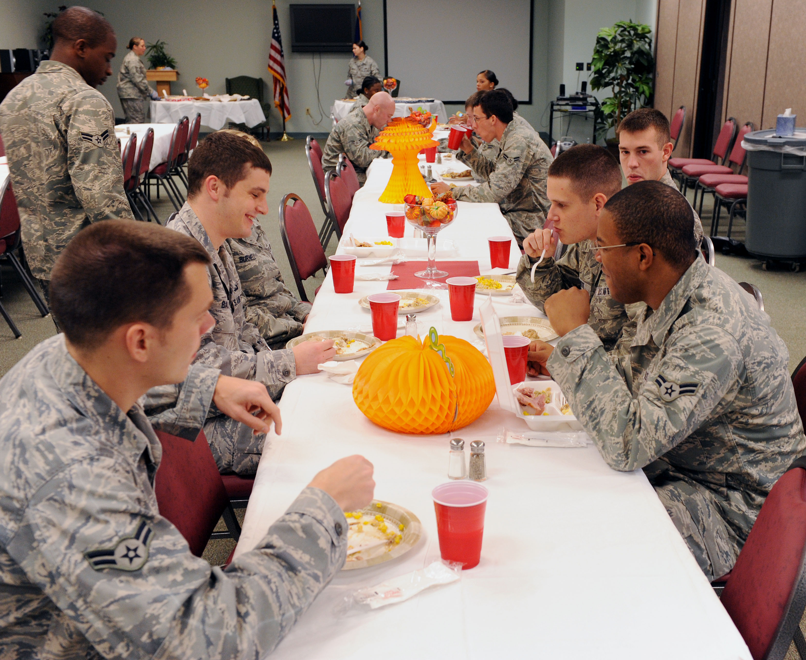 Airmen enjoy Thanksgiving meal away from home > Moody Air Force Base ...