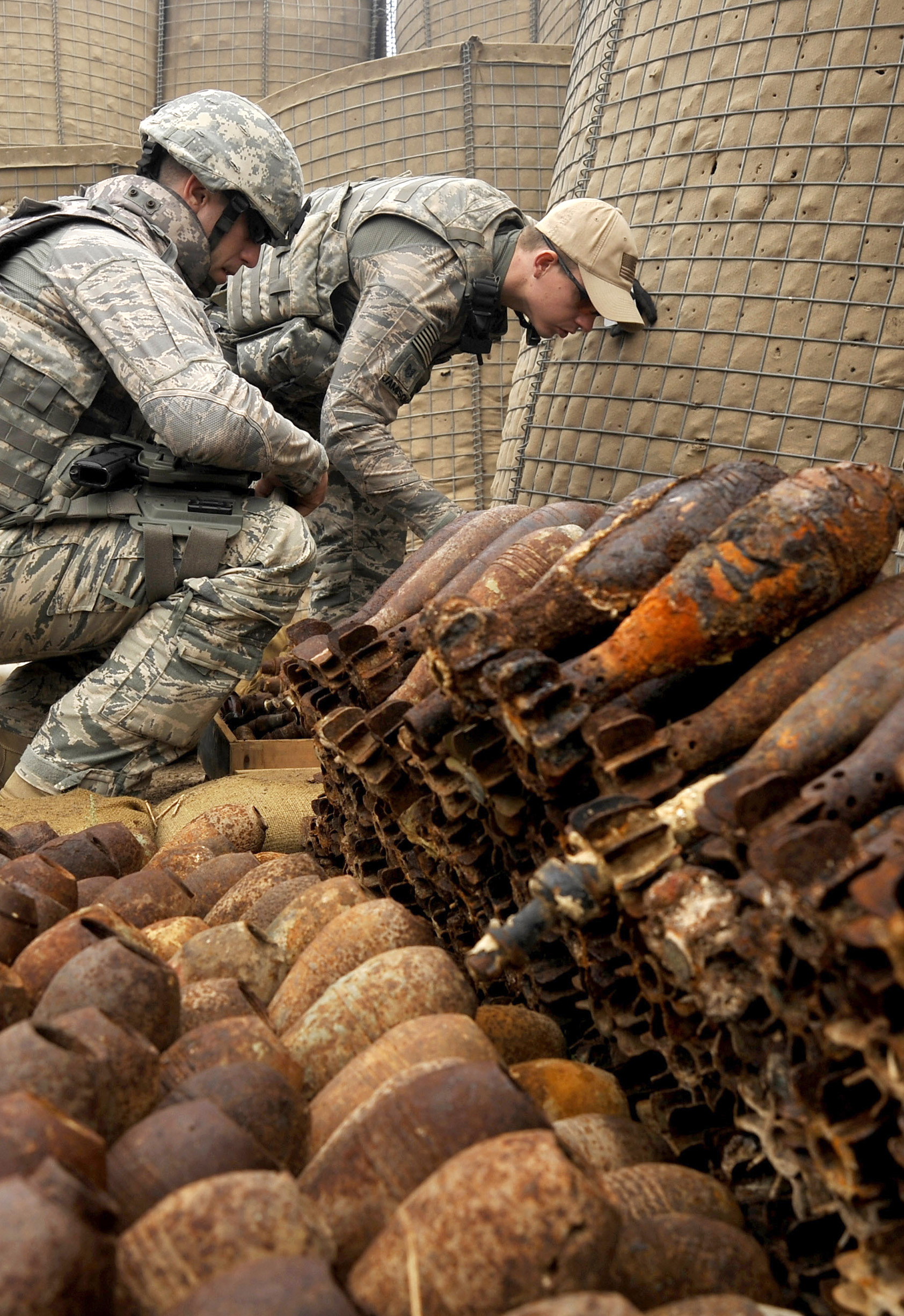 Airmen, Iraqi army technicians destroy stockpile of munitions > Air ...
