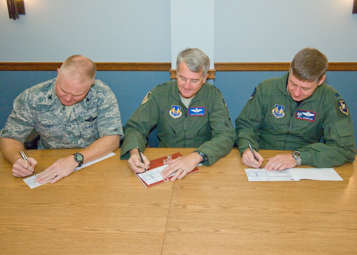 Leadership signs off on CFC > Edwards Air Force Base > Article View