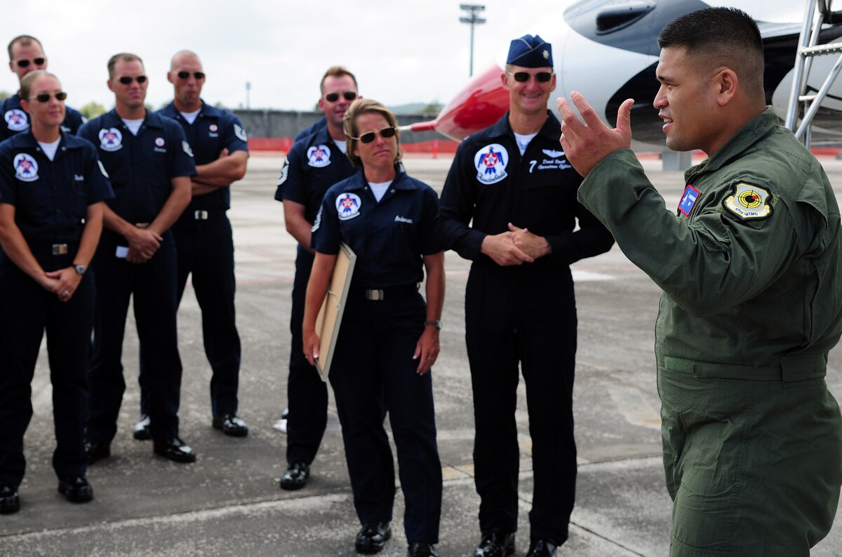USAF Thunderbirds recognize hometown hero > Andersen Air Force Base ...