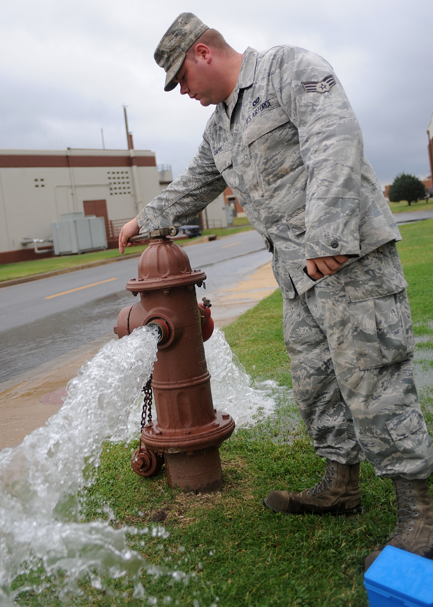 CE flushes fire hydrant lines