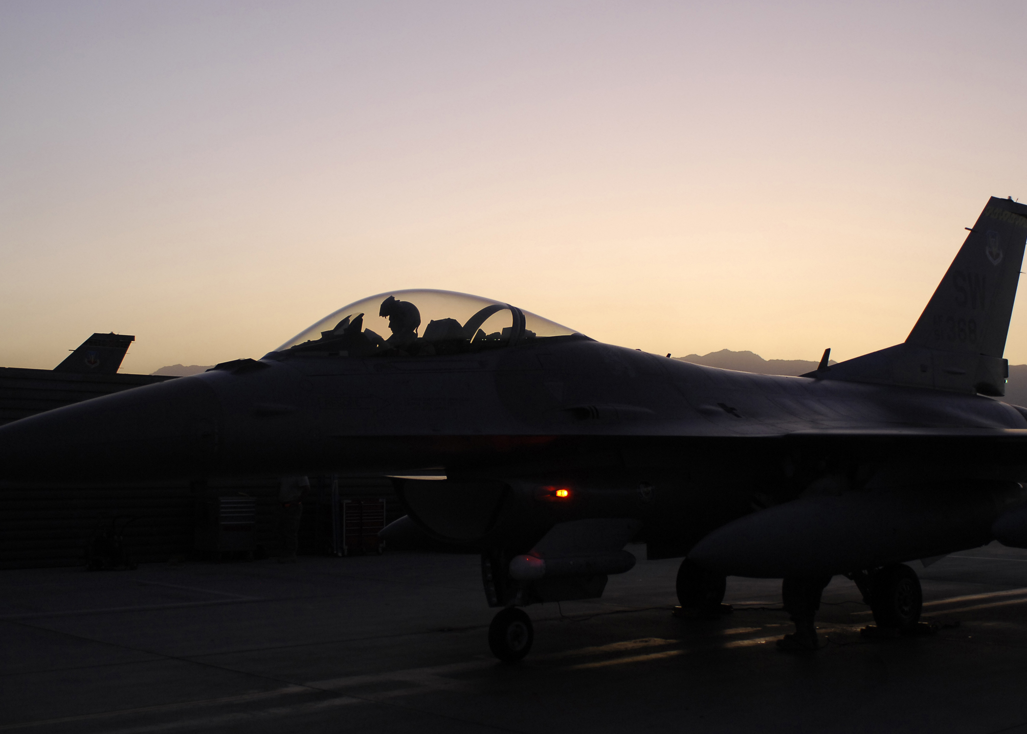 Falcons land at sunset > U.S. Air Forces Central > Display