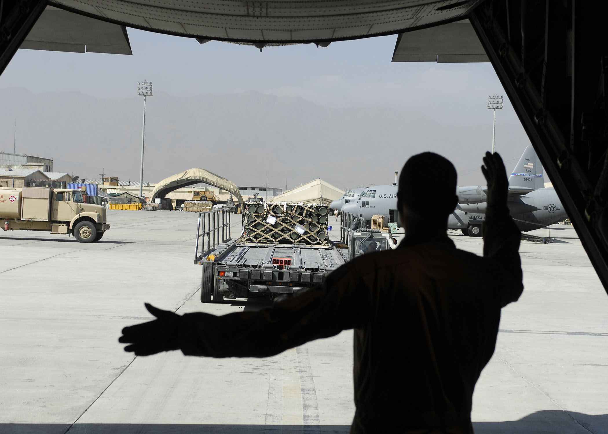 Airmen re-supply ammunition