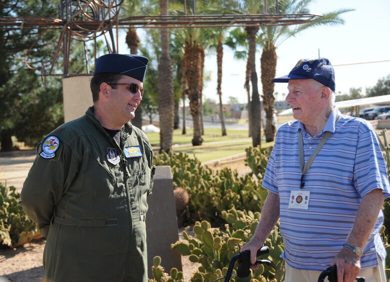 World War II veterans visit Luke > 944th Fighter Wing > Article Display