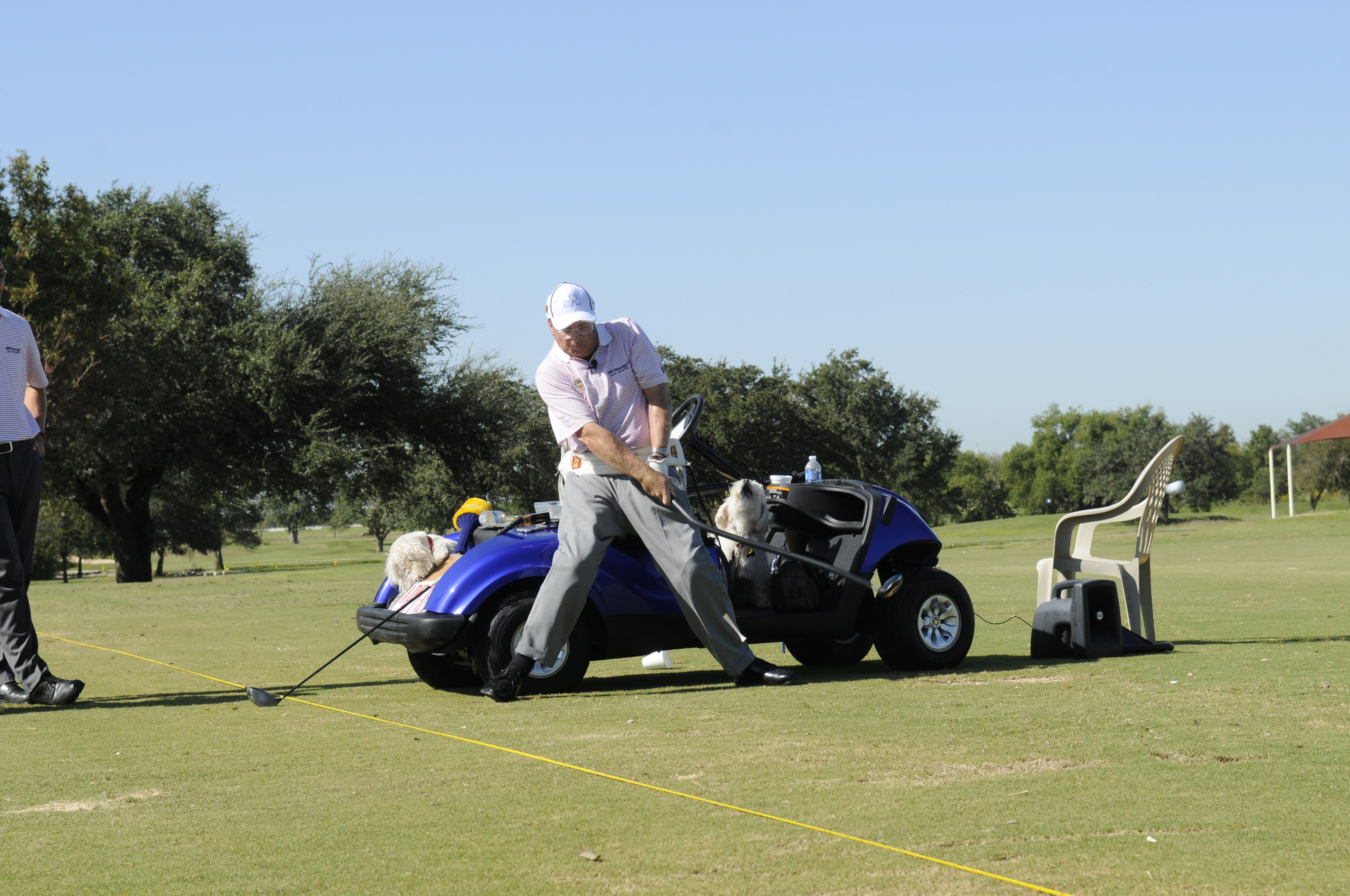 Handicapped Golfer teaches kids.