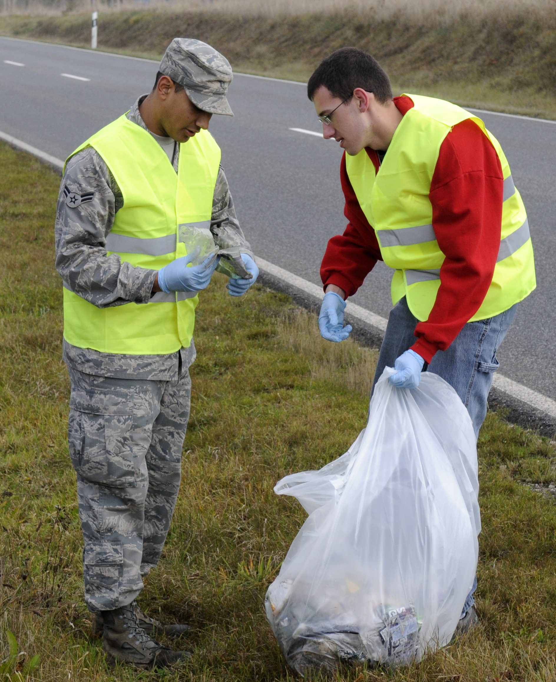 Sabers work to keep highways clean > Spangdahlem Air Base > Article Display