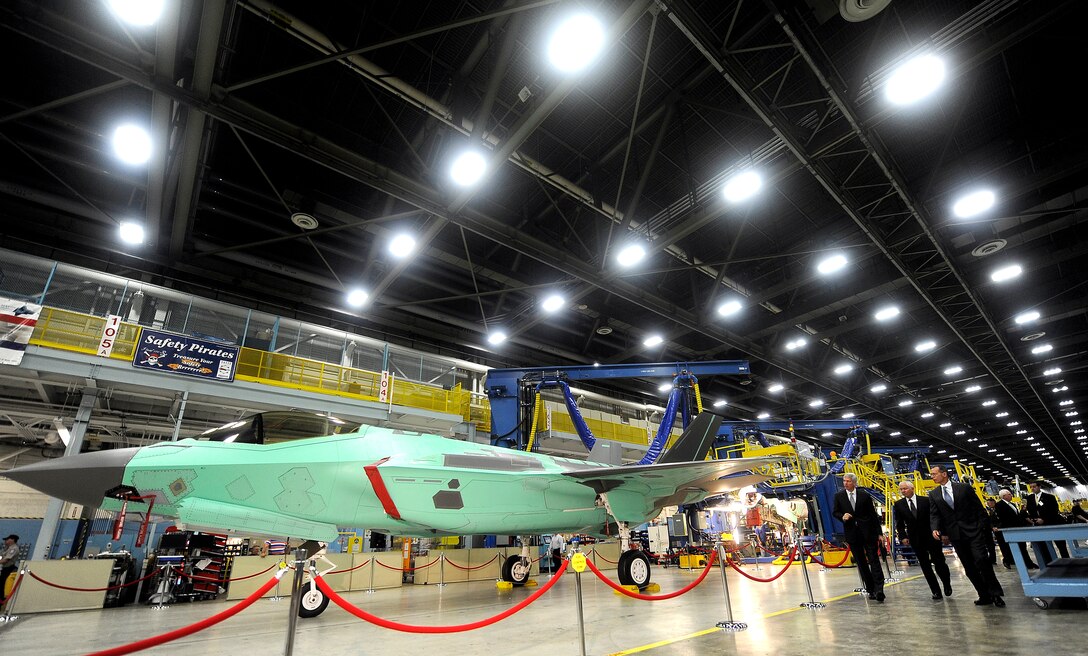Defense Secretary Robert M. Gates tours the Lockheed Martin F-35 Joint ...