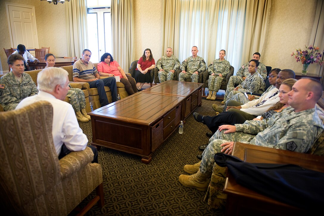 Defense Secretary Robert M. Gates meets with soldiers and spouses to ...