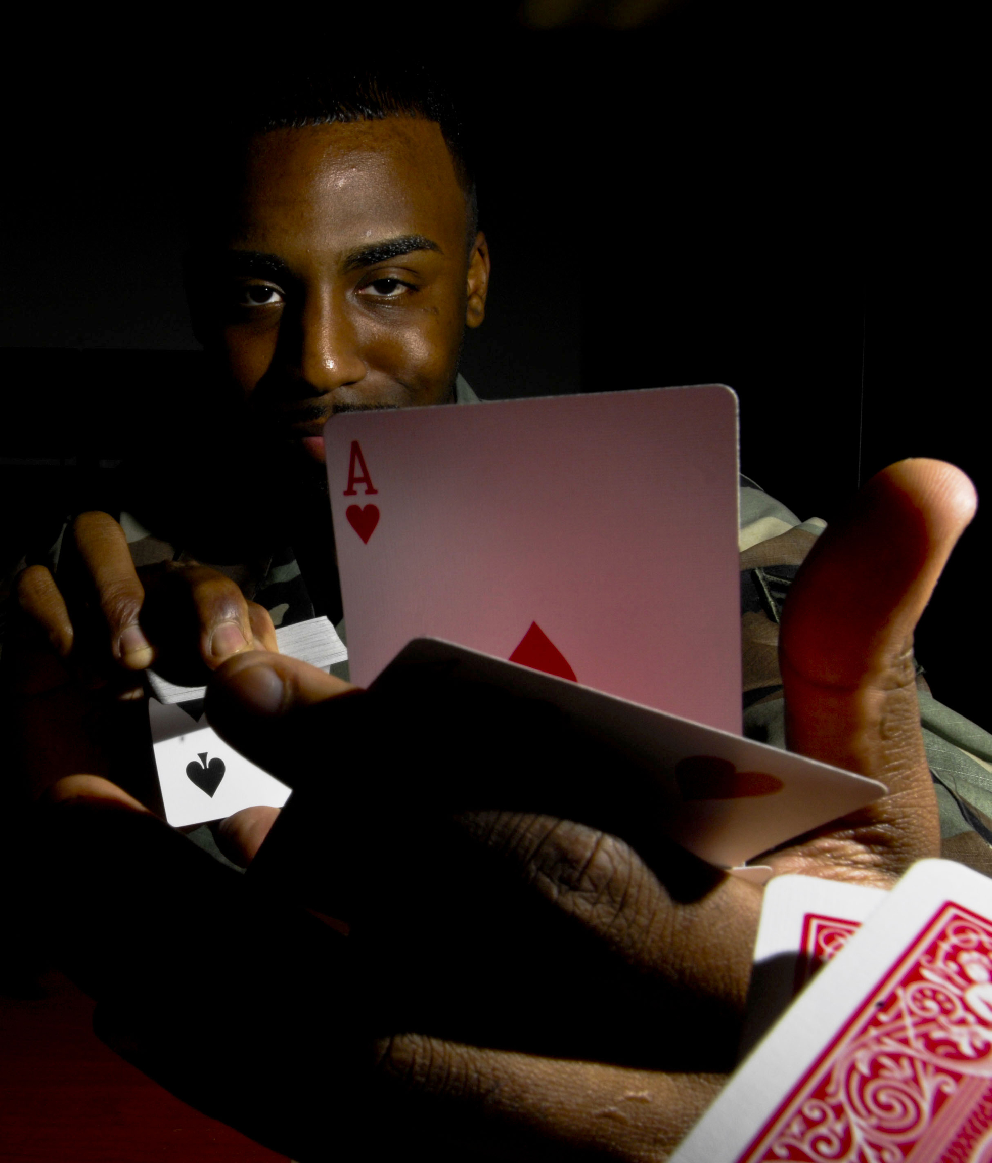 Airman wows with sleight of hand > Pacific Air Forces > Article Display
