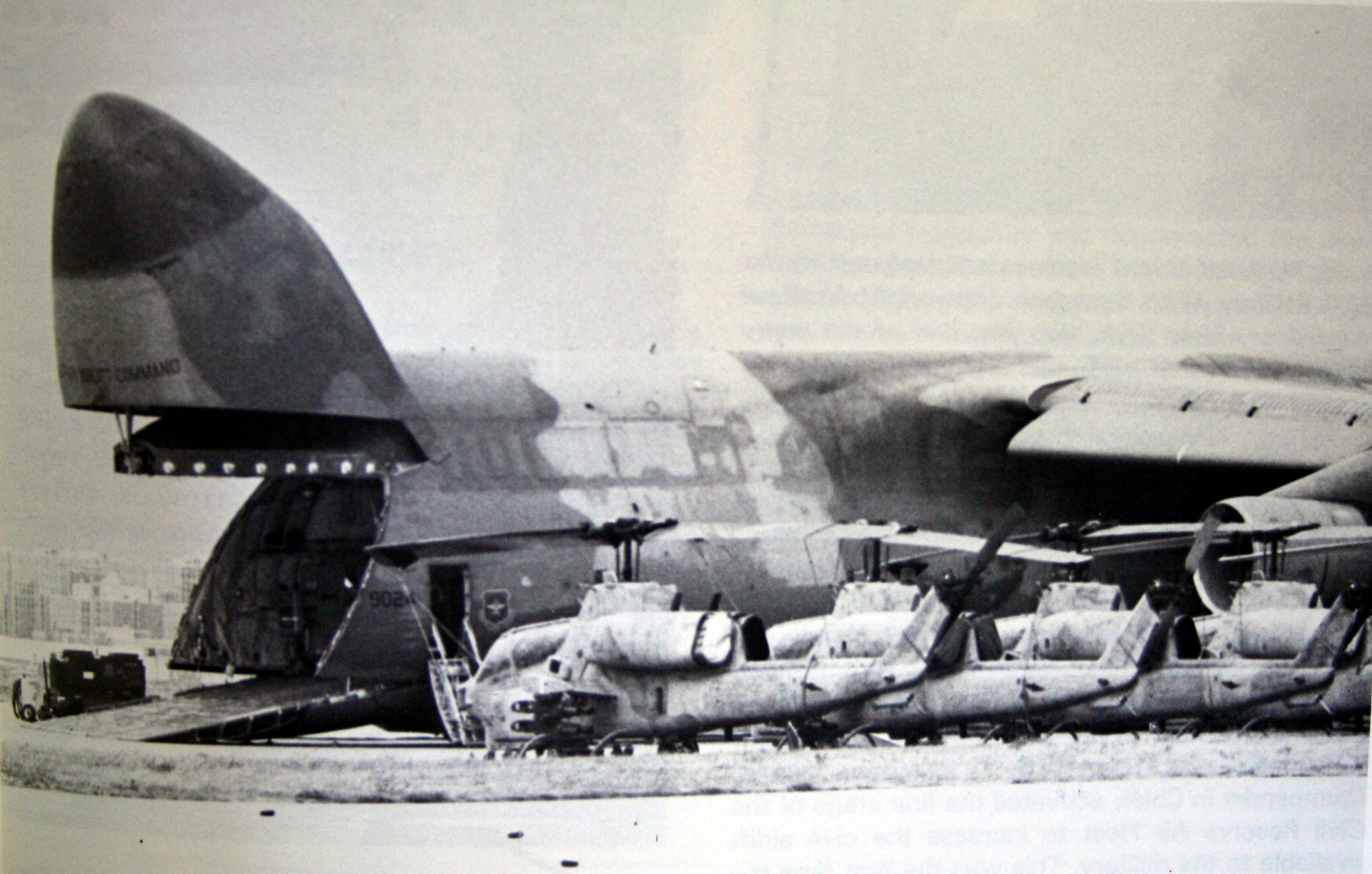 Loading a C-5 for Operation Desert Shield