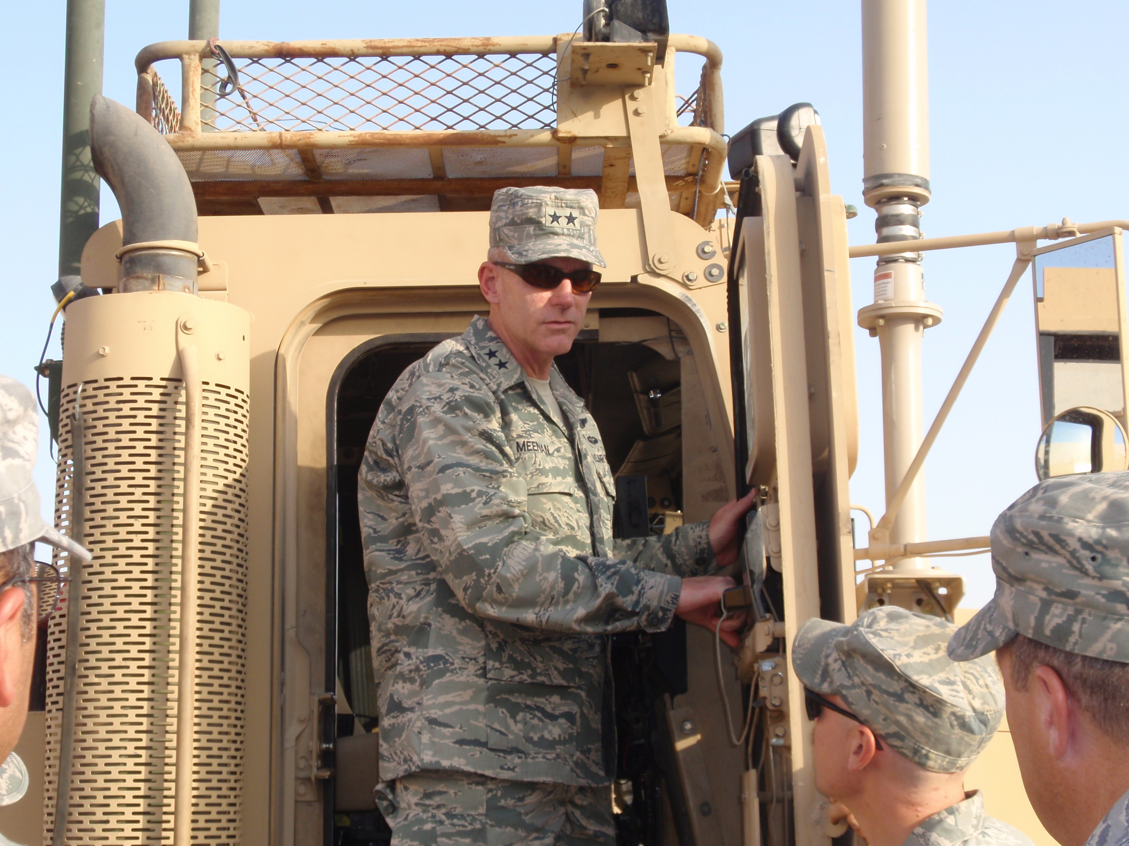 CENTCOM Deployment and Distribution Director visits 586th ELRS Combat ...