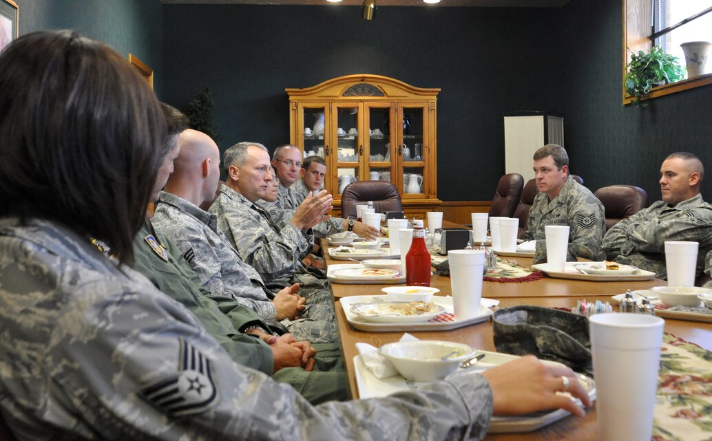 Eat and greet: Commander takes questions > 1st Marine Logistics Group ...