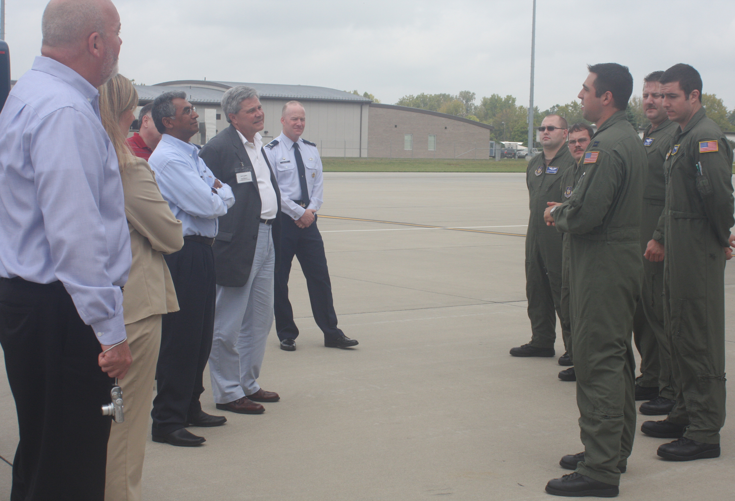 Scott Air Force Base civic leaders visit the 445th Airlift Wing > 445th ...