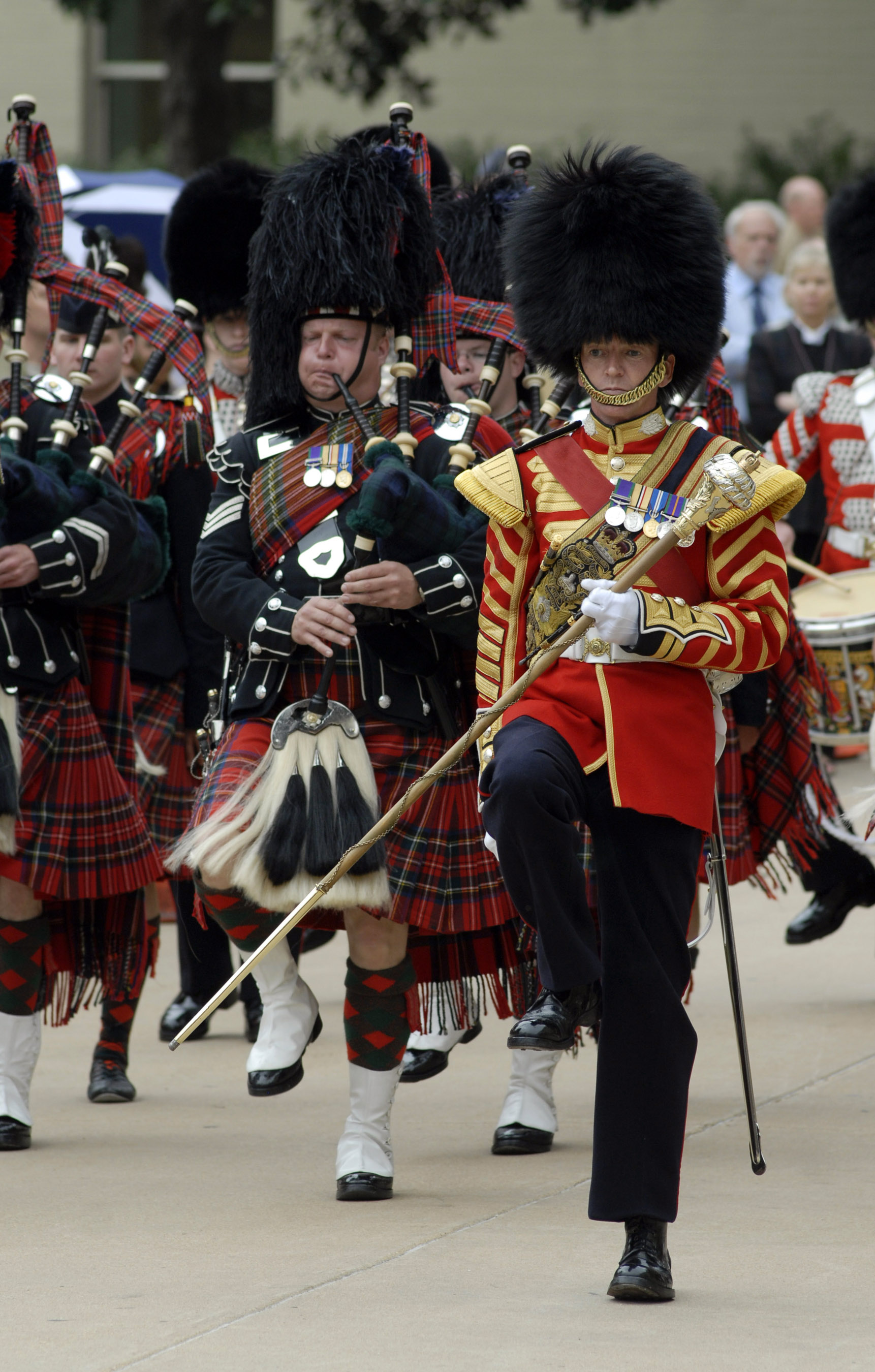 British band performs in Pentagon courtyard > Air Force > Article Display