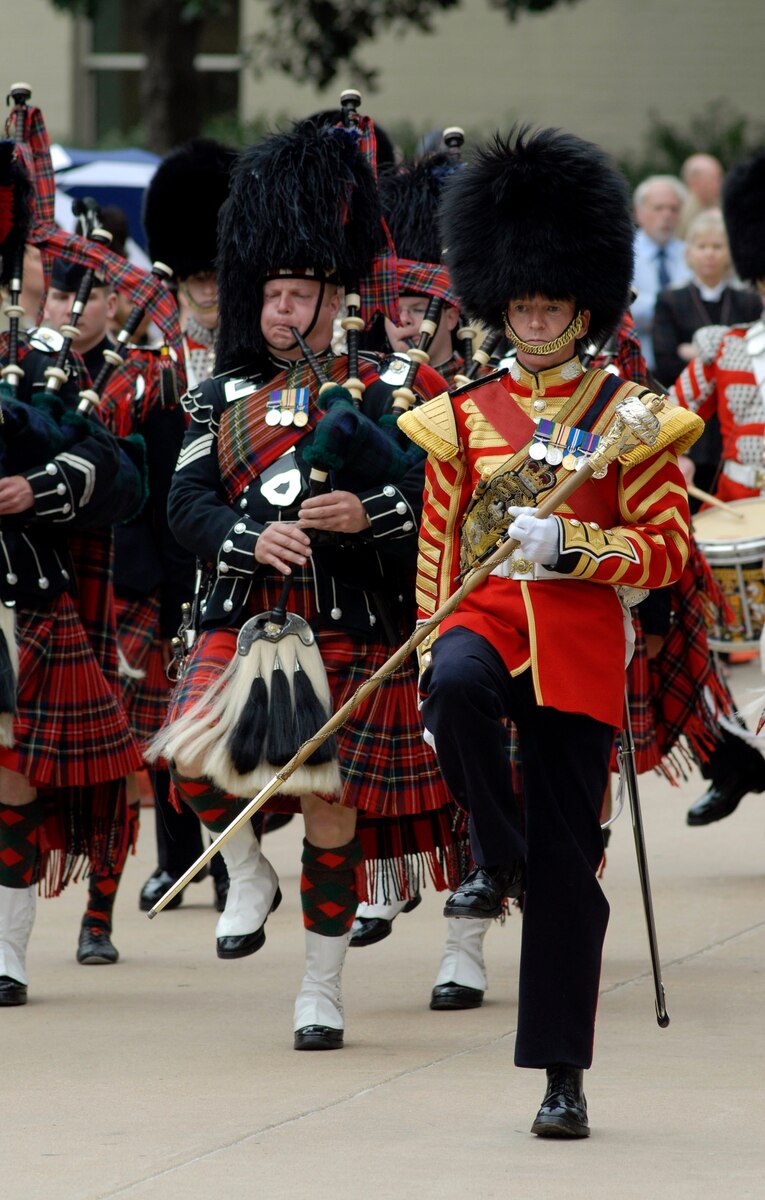 British band performs in Pentagon courtyard > Air Force > Article Display