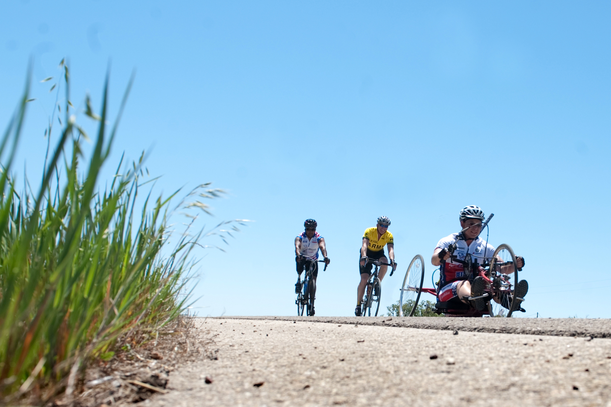 U.S. military servicemembers and volunteers join wounded warriors to ...
