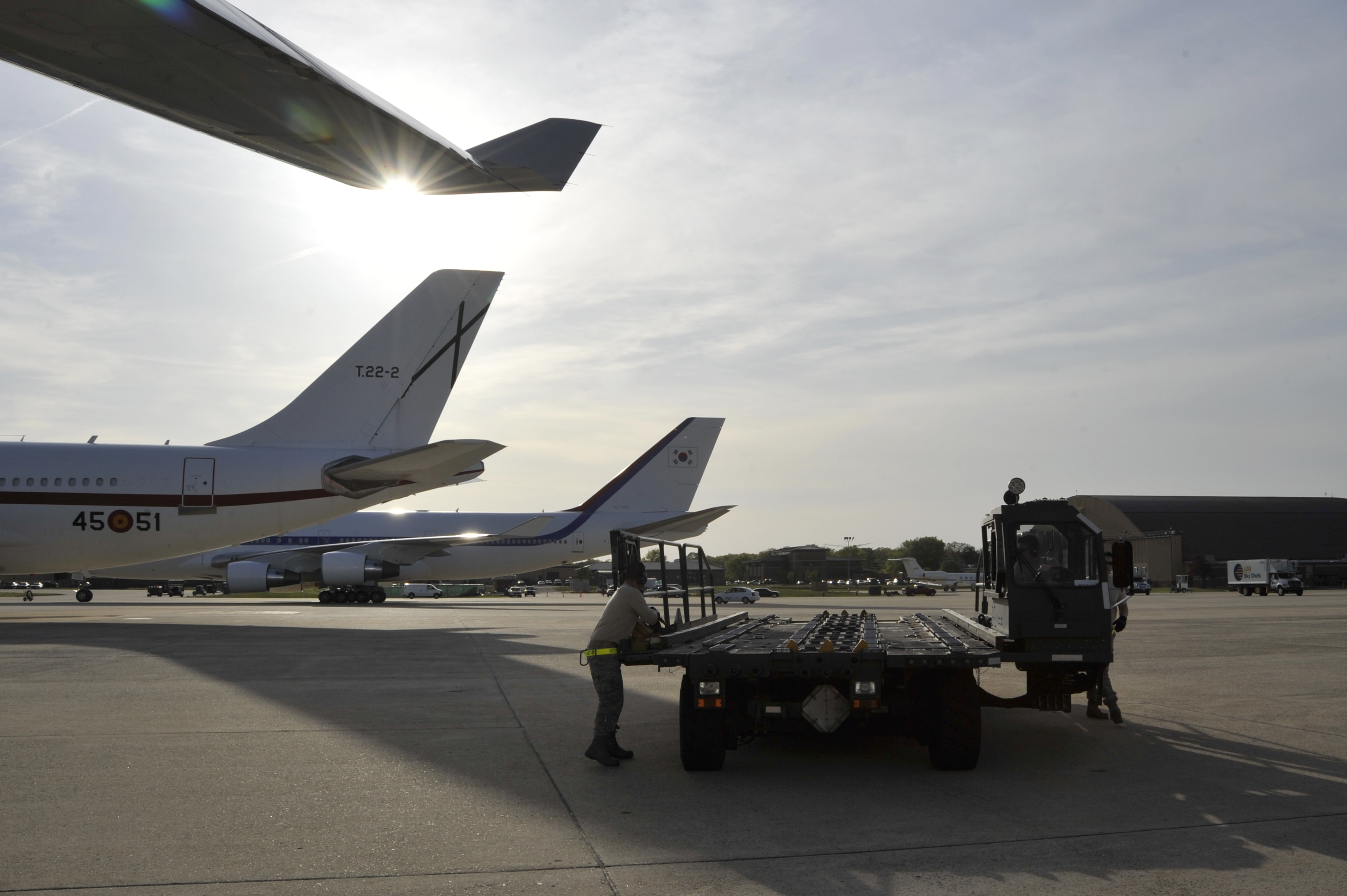 Aerial Porters lend a hand to world leaders > Air Force District of ...