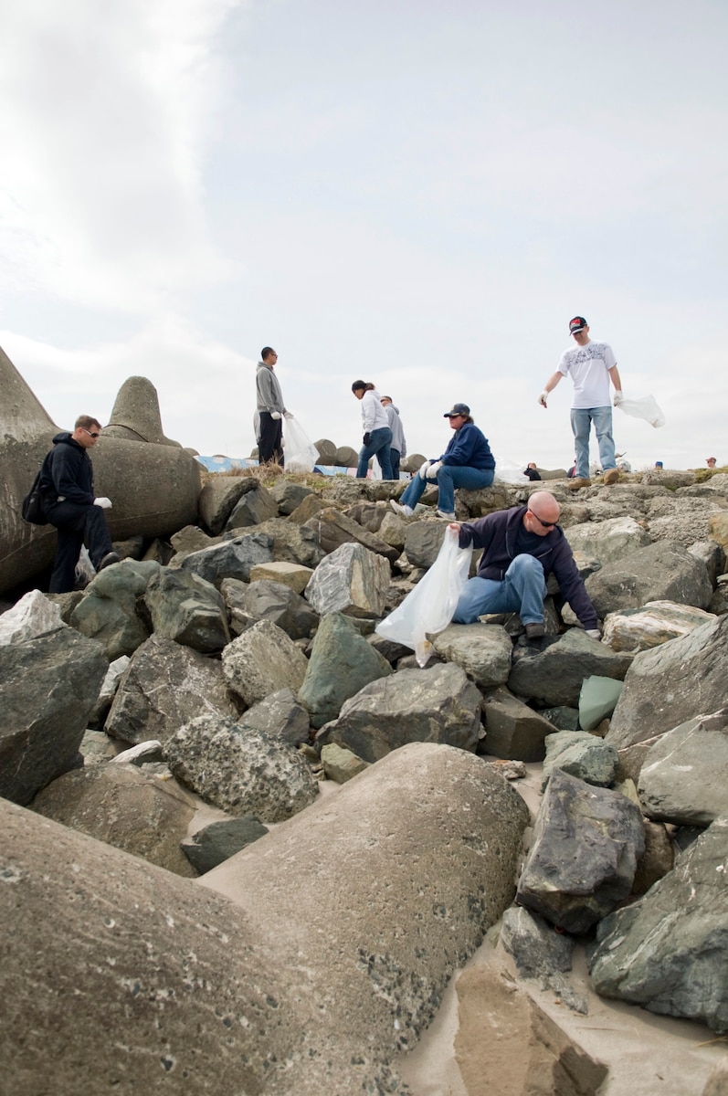 Misawa servicemembers, Japanese clean beach, port > Air Force > Article ...