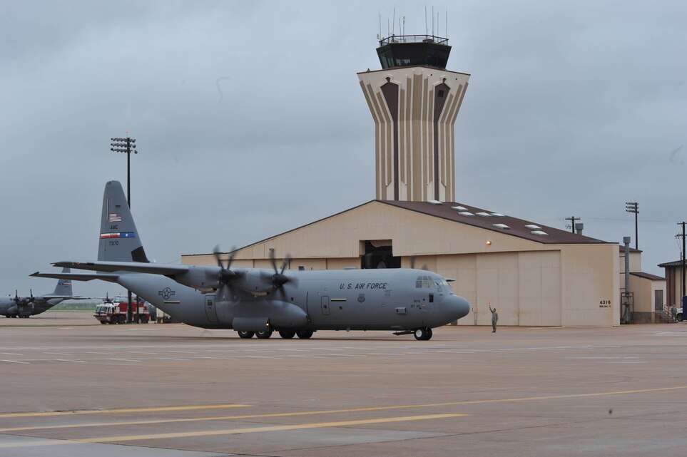 General Schwartz delivers first Super Herc to Dyess > United States ...