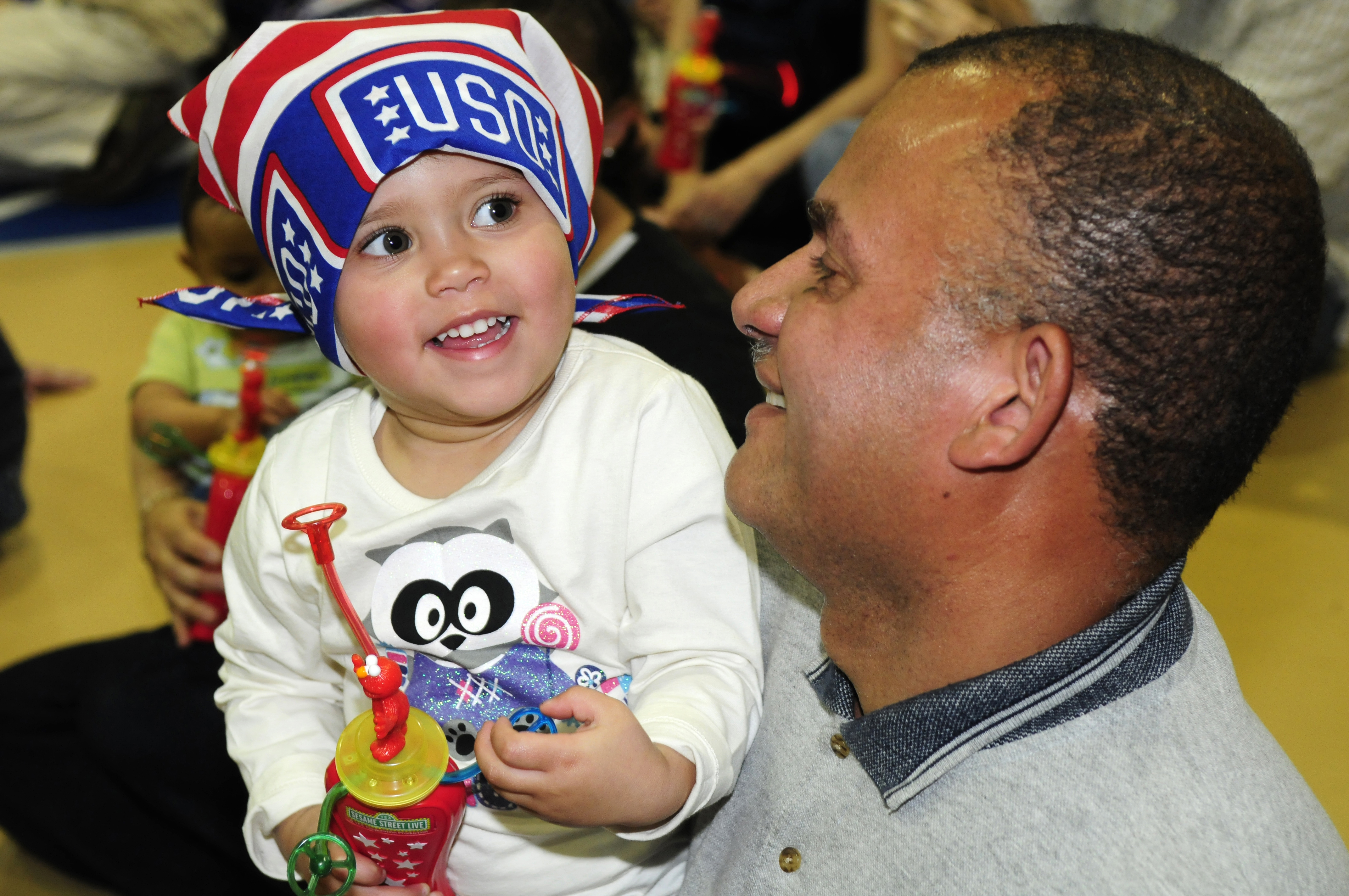 Elmo and friends visit Bolling > Air Force District of Washington ...