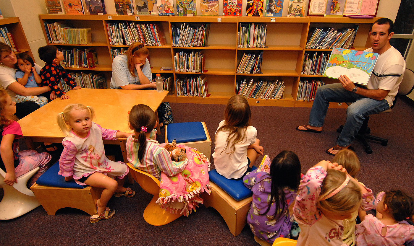 Volunteers read to kids, give 'both sides of the story' > Kadena Air ...