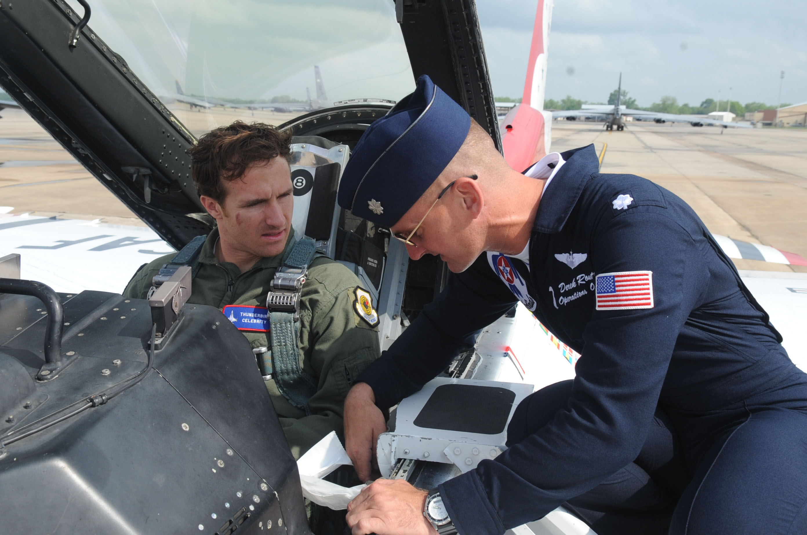 Thunderbirds fly Super Bowl champions > Air Force > Article Display