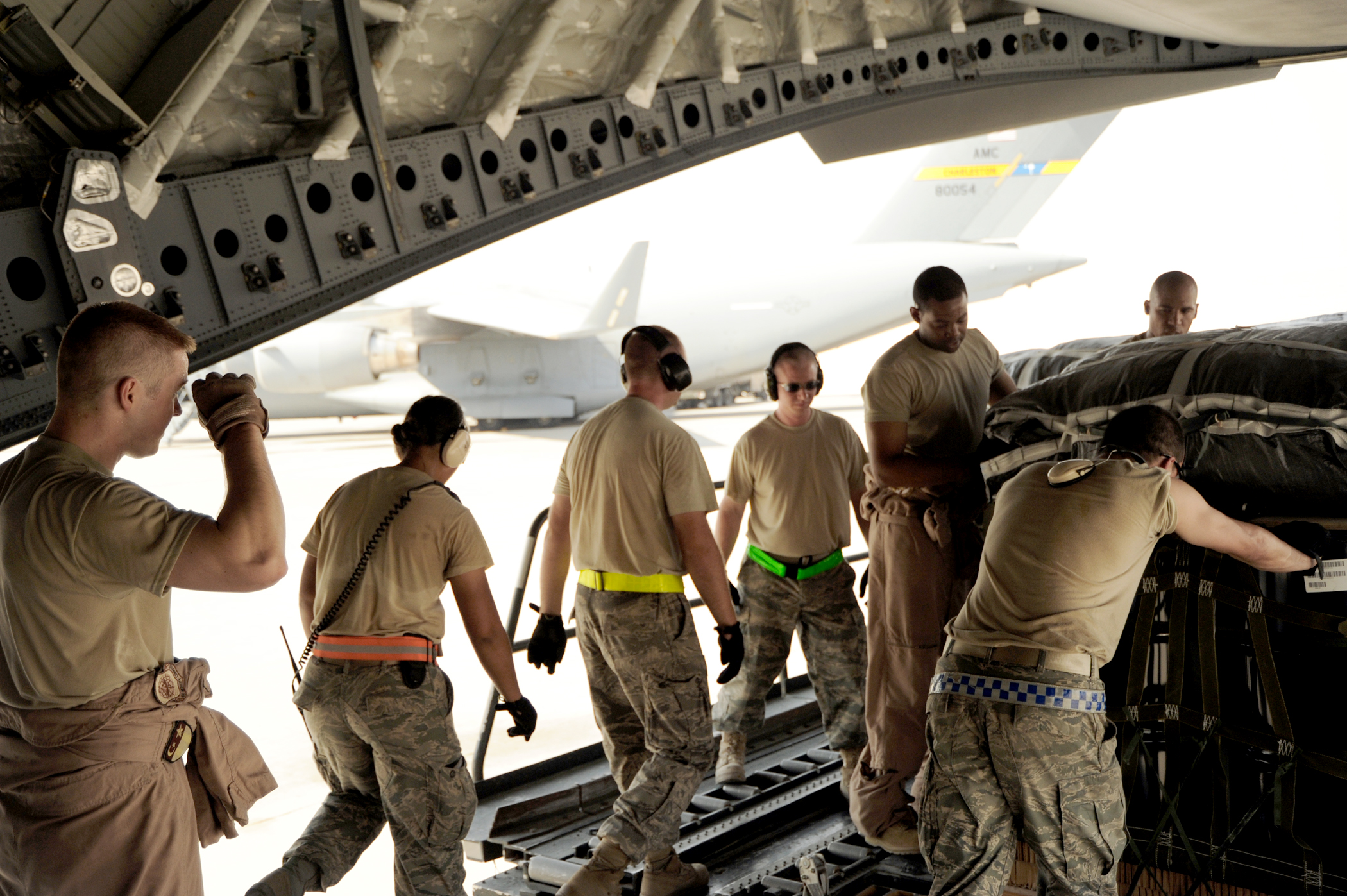 Photo essay: Southwest Asia C-17 crew tests airdrop capabilities > Air ...