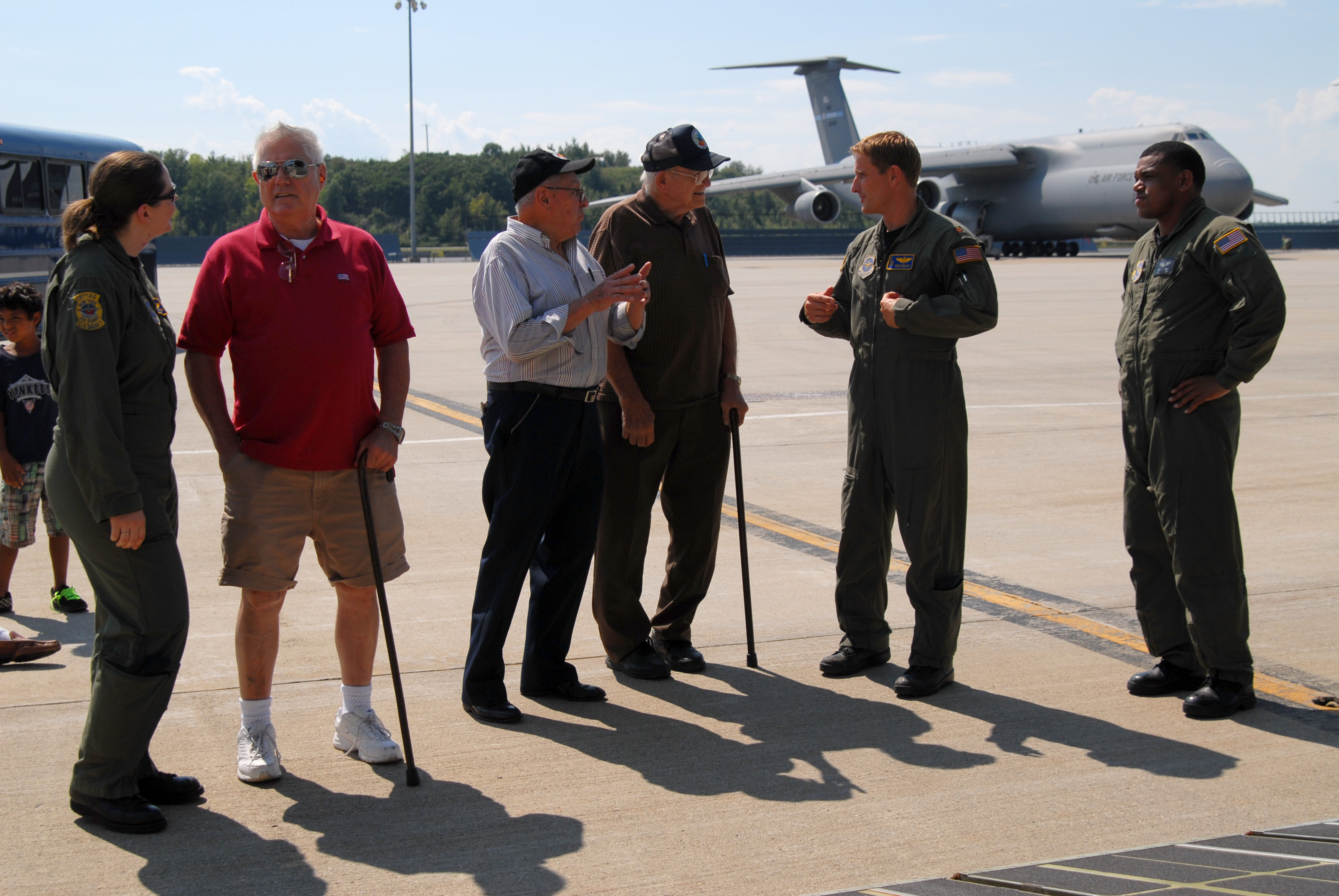 Battle of the Bulge veterans meet Stewart Aircrew during tour
