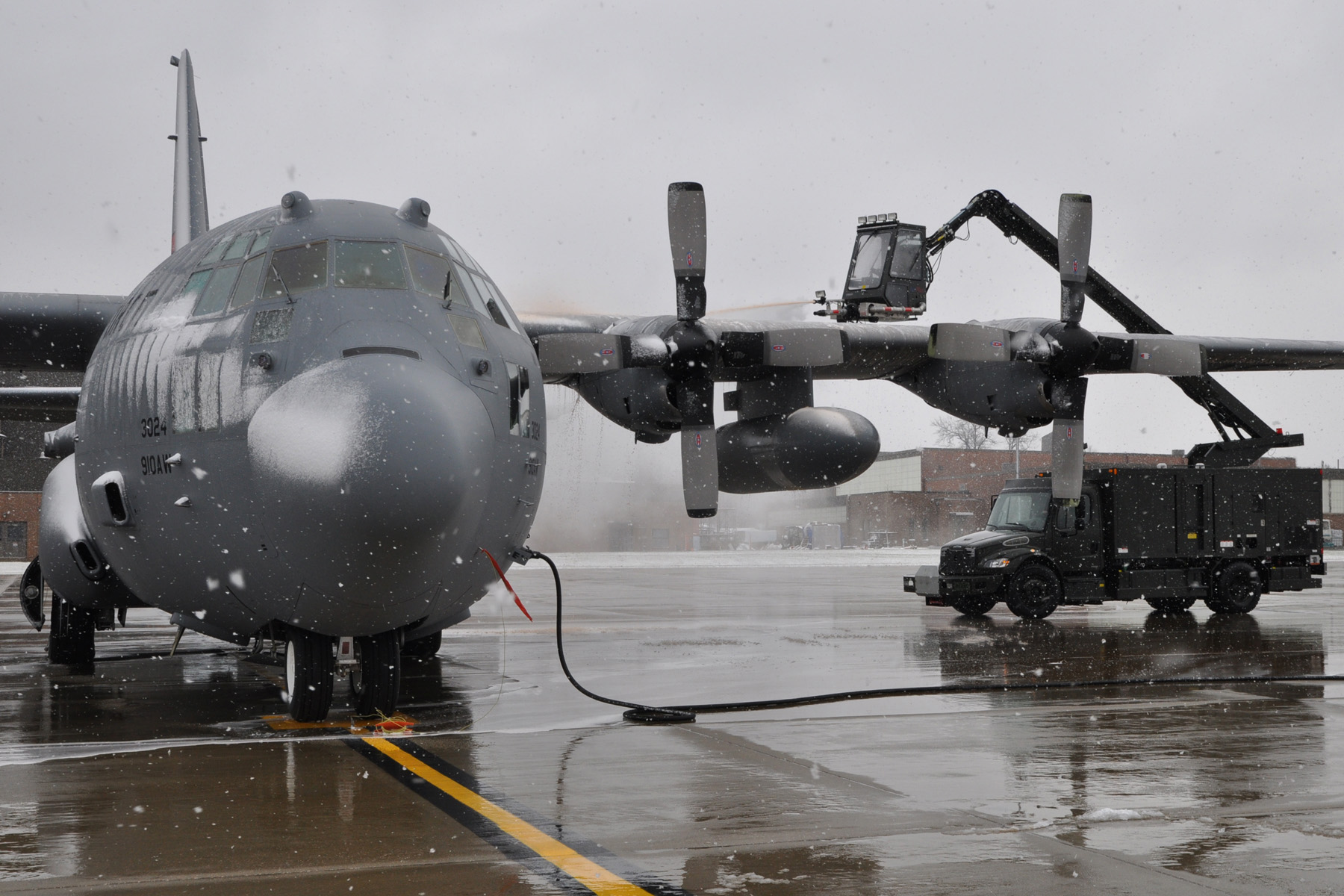 910 AMXS deices 130 at YARS > Youngstown Air Reserve Station > Article ...