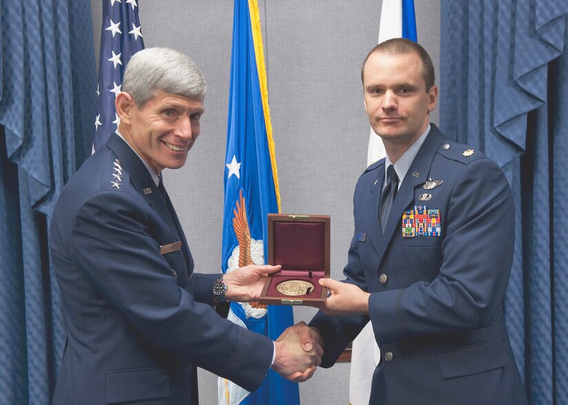 Helicopter pilot receives Cheney Award > U.S. Air Force > Article Display