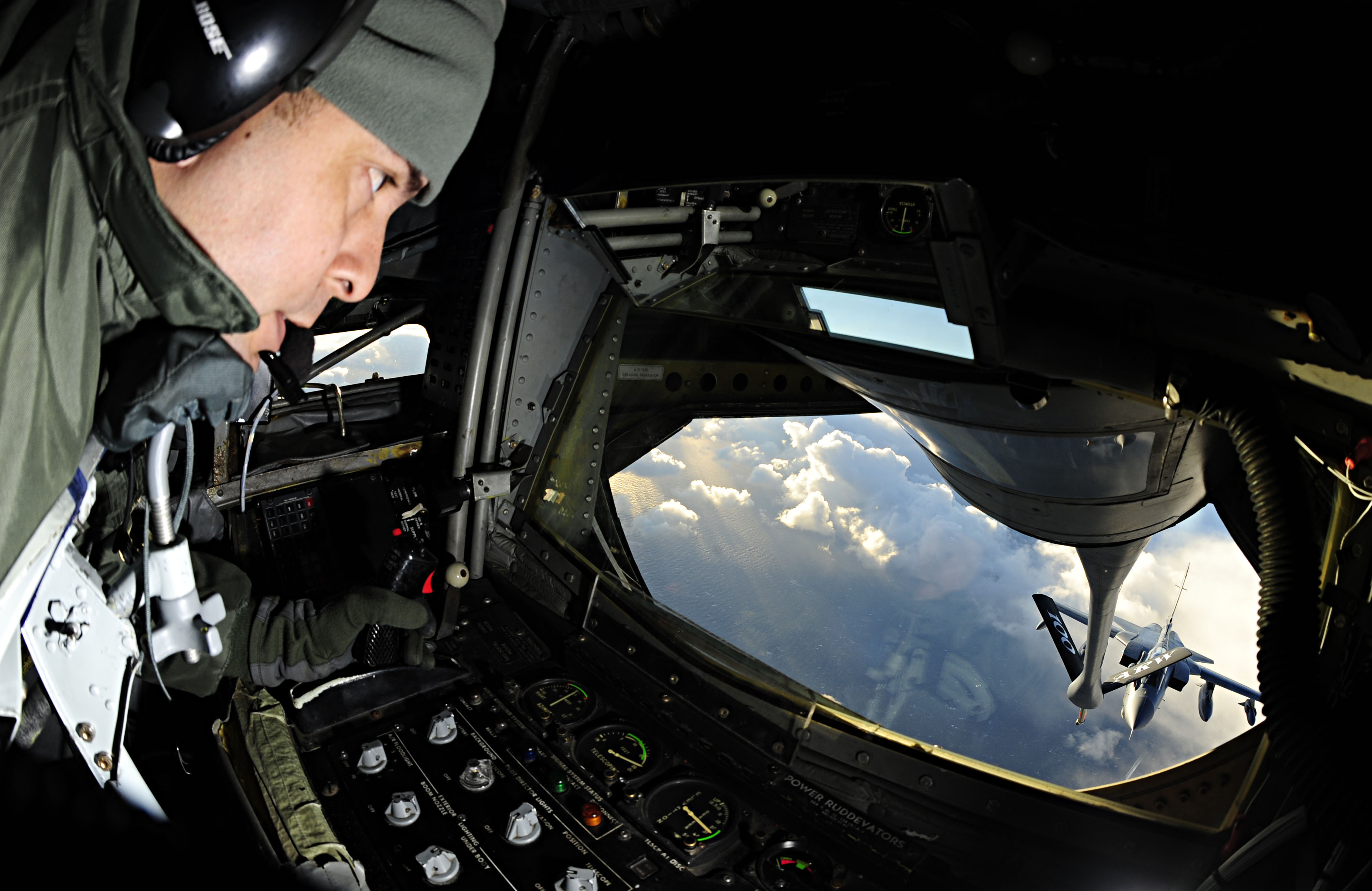 U.S. tanker refuels British fighters > Royal Air Force Mildenhall > RAF ...