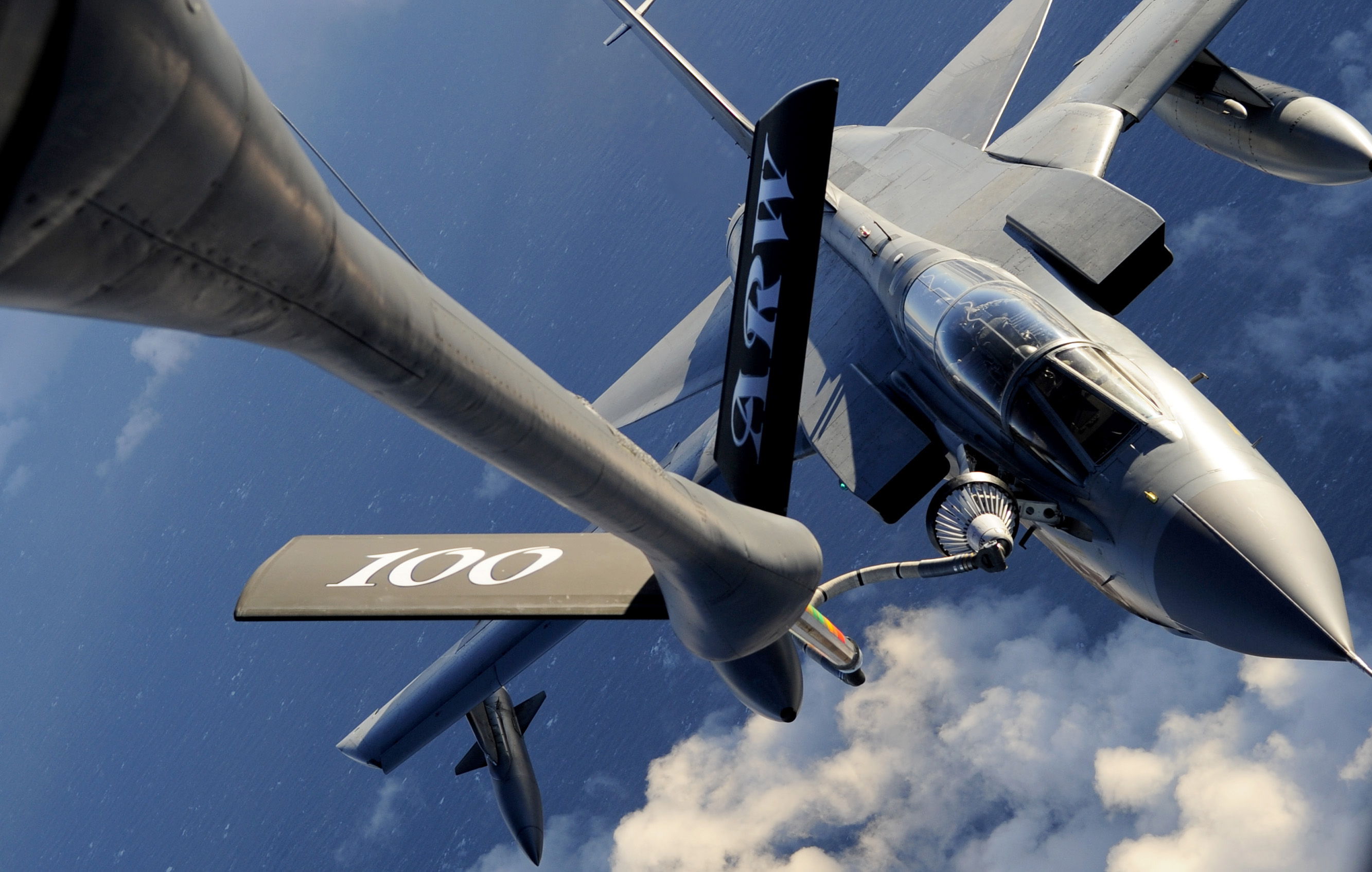 U.S. tanker refuels British fighters > Royal Air Force Mildenhall > RAF ...