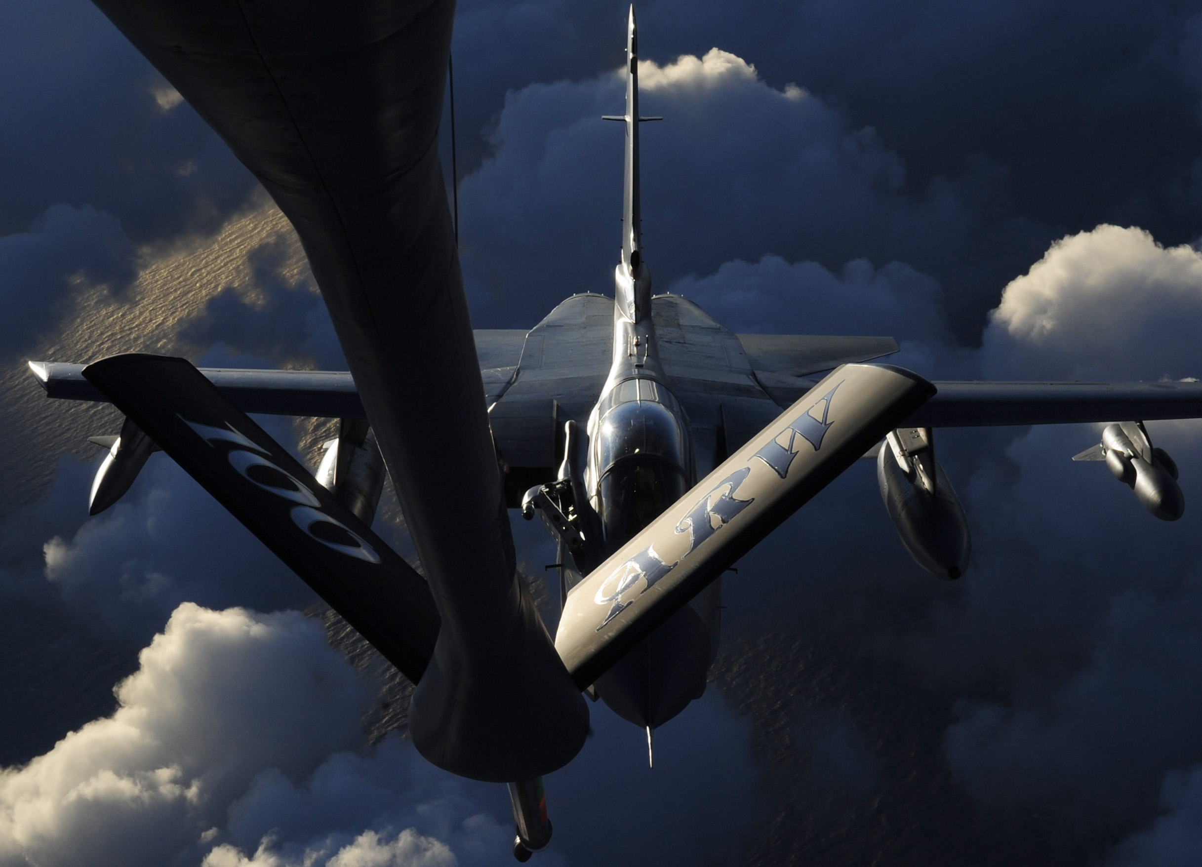 U.S. tanker refuels British fighters > Royal Air Force Mildenhall > RAF ...