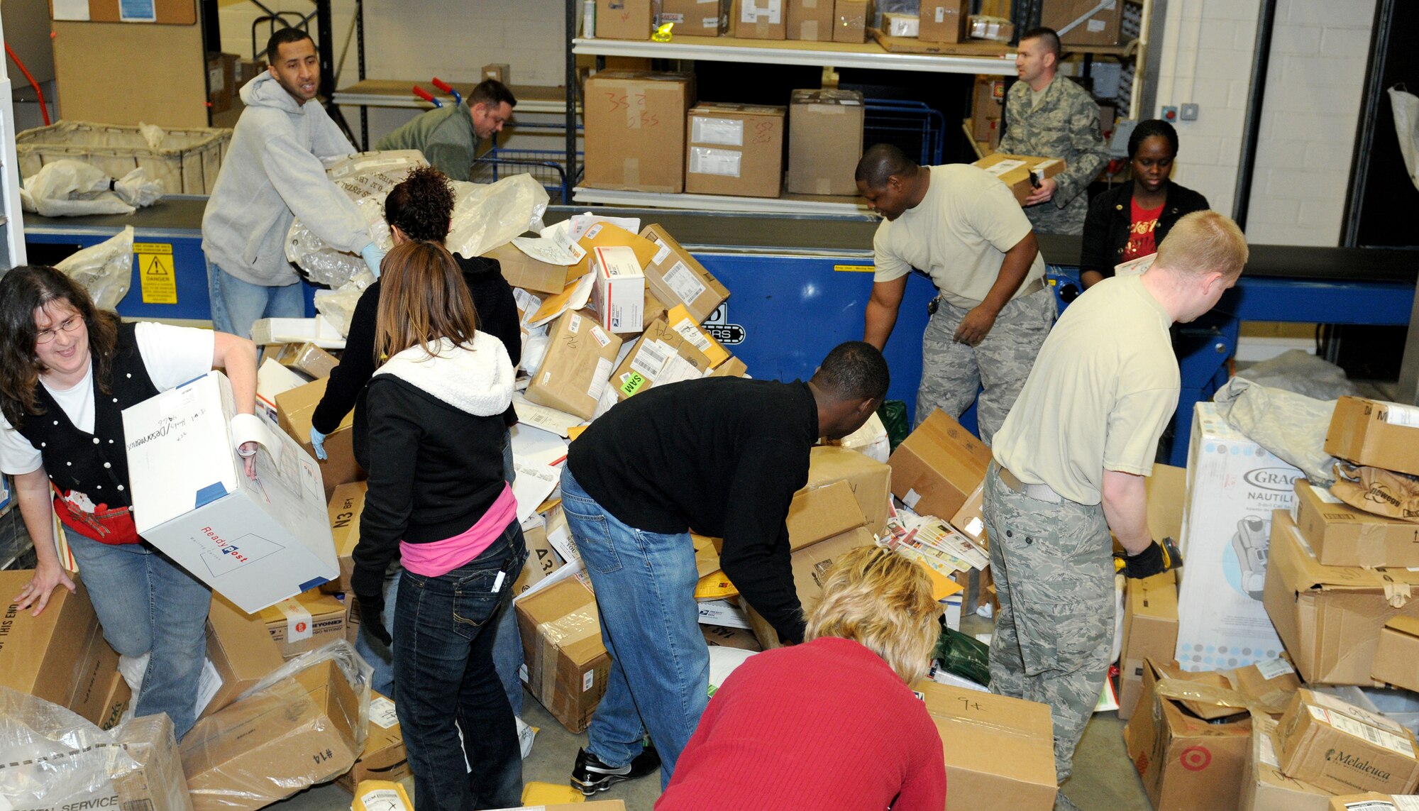 Volunteers deliver holiday cheer > Royal Air Force Mildenhall > RAF ...