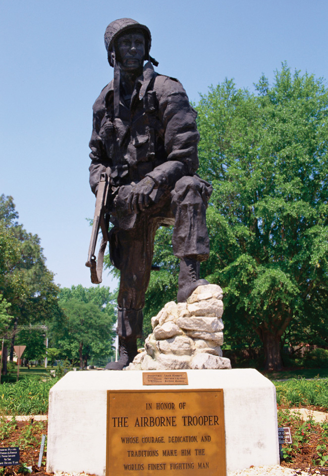 Army presents ?Iron Mike? to AMC for Haiti airlift support