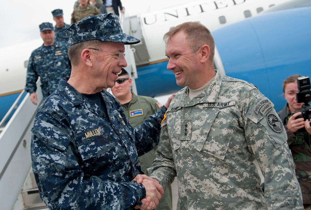 U.S. Navy Adm. Mike Mullen, left, chairman of the Joint Chiefs of Staff ...